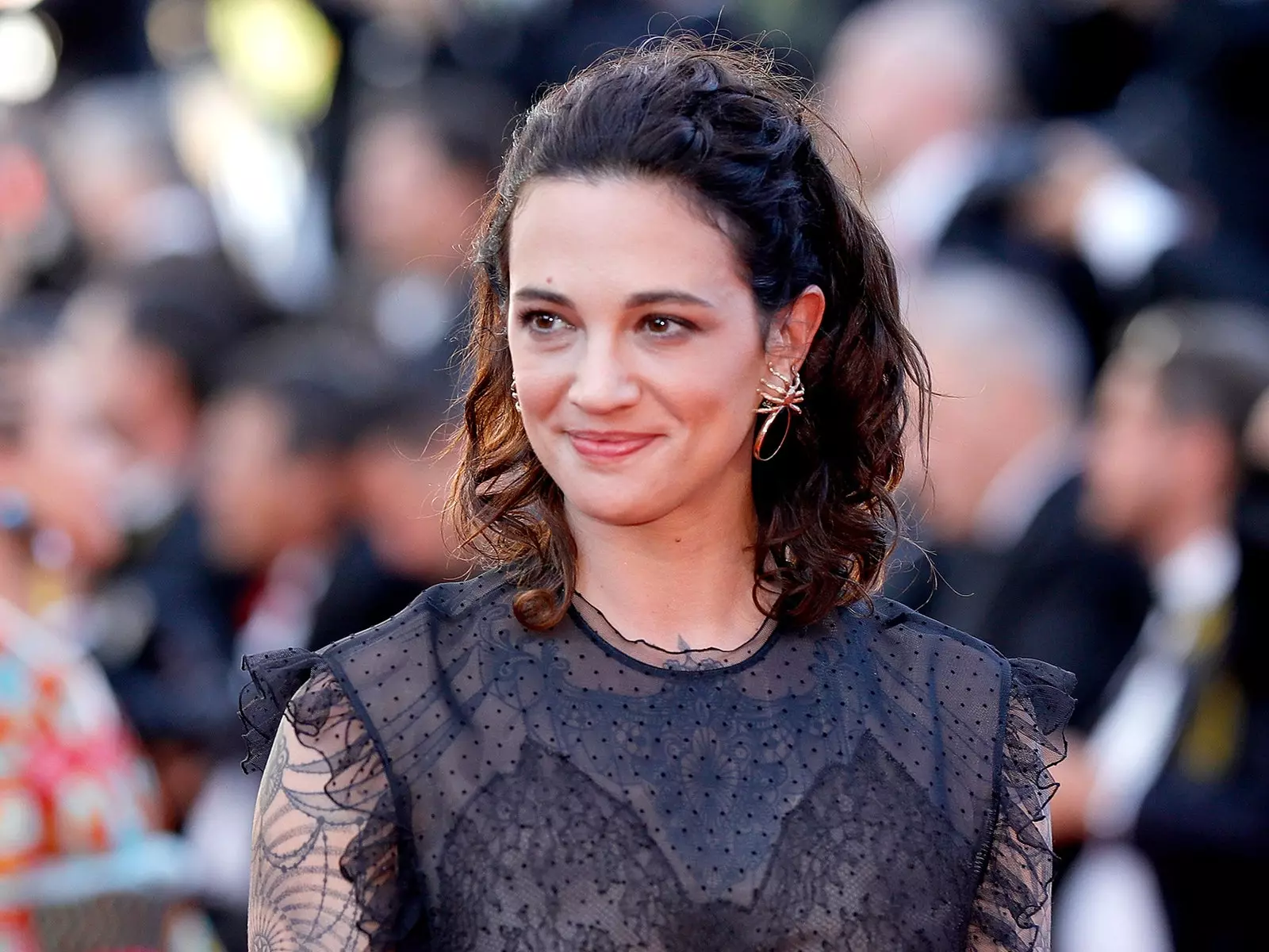 Asia Argento ໃນງານບຸນ Cannes ສຸດທ້າຍ.