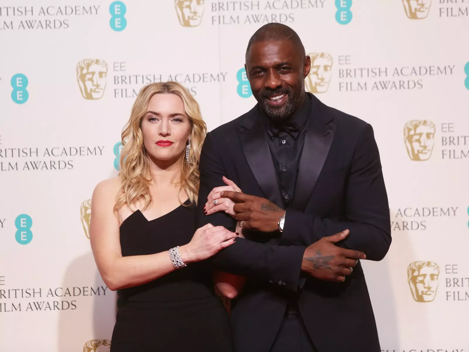 Idris Elba kaj Kate Winslet ĉe premioceremonio.