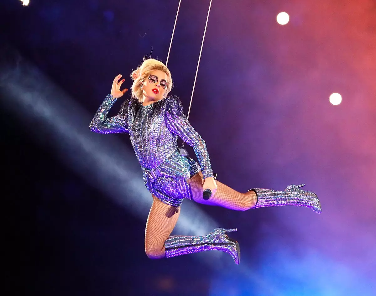 Gaga létání v Super Bowlu.