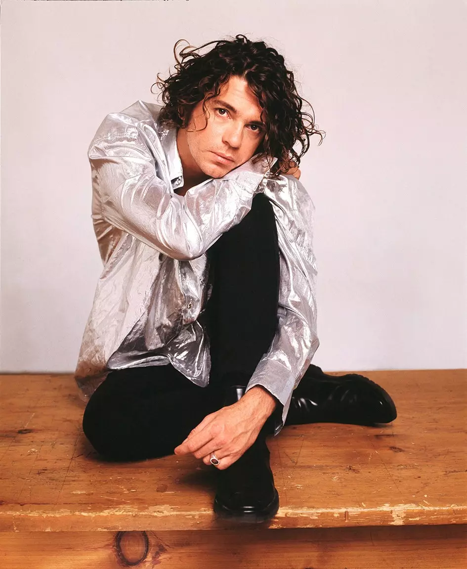 Michael Hutchence pa chithunzi chojambulidwa mu 1990.