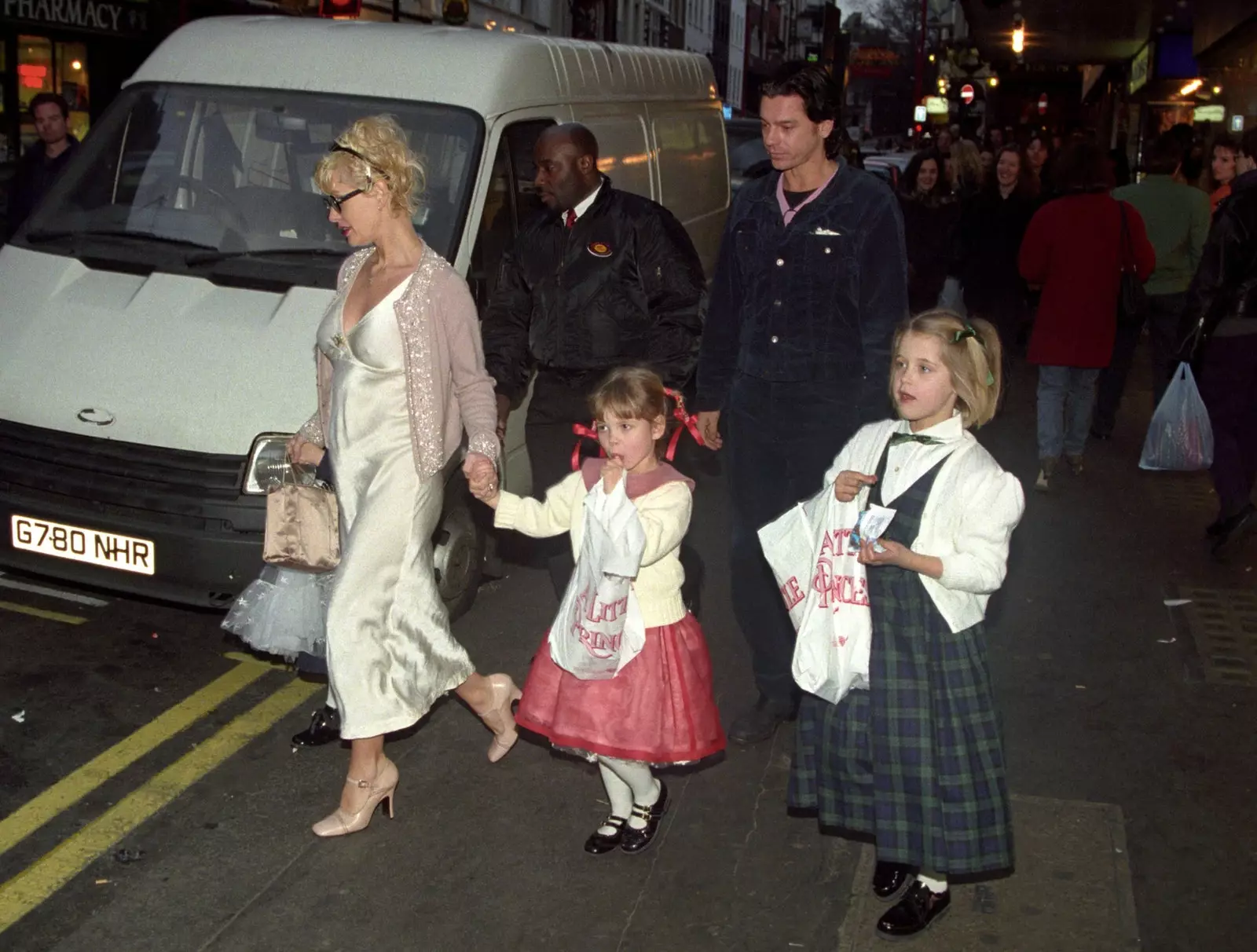 Hutchence en Paula Yates saam met Geldof se drie dogters in New York.