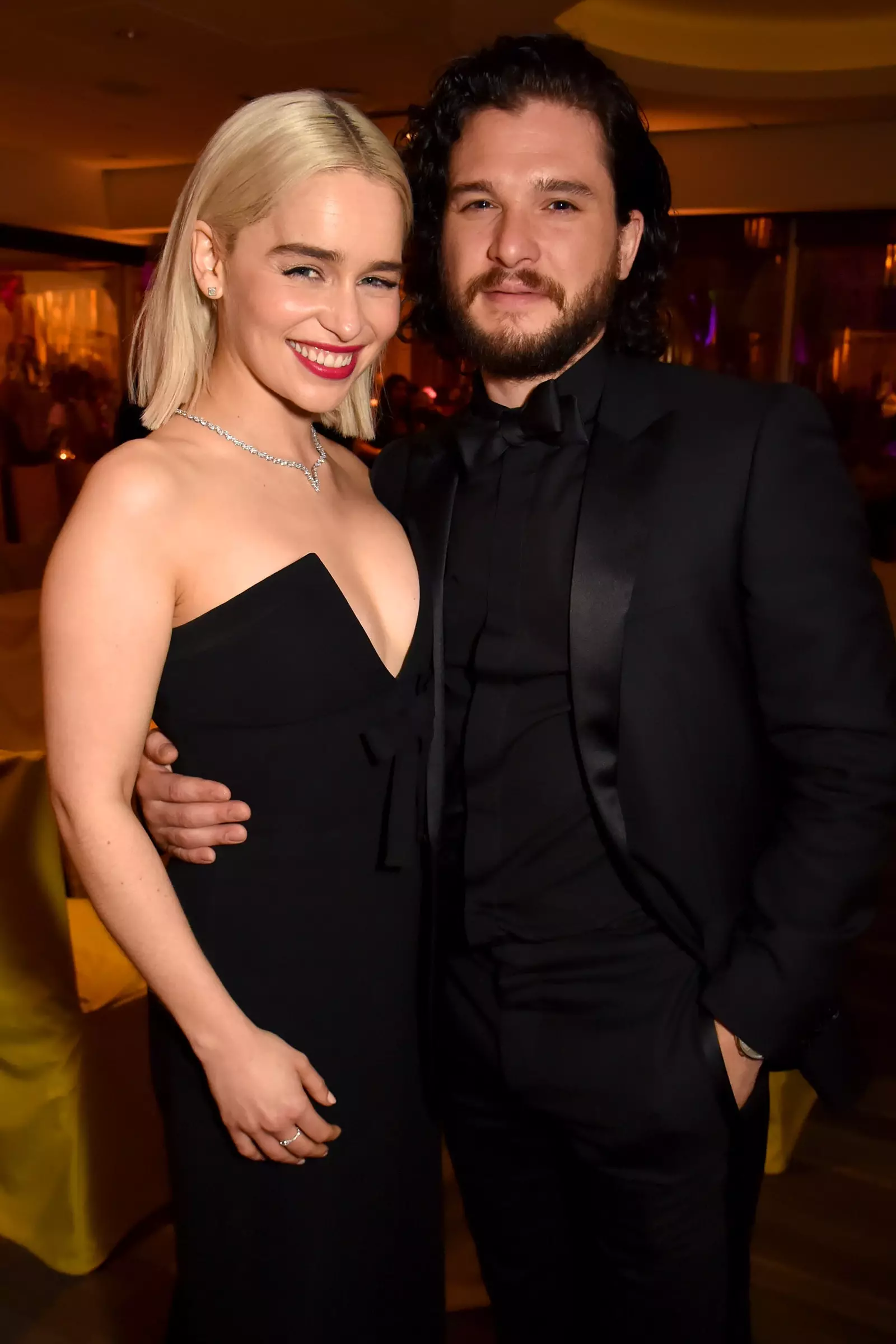 Emilia Clarke și Kit Harington.