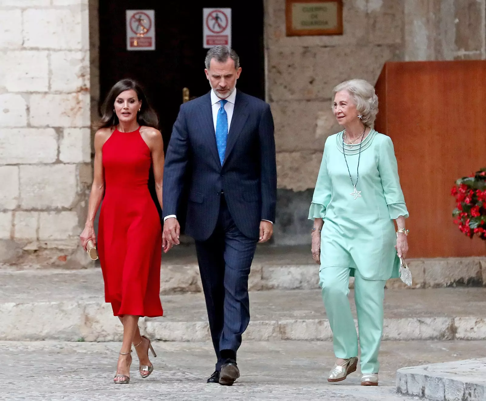 Η Letizia στα κόκκινα και η Doña Sofía με ακουαμαρίνα δείχνουν τη συνενοχή τους στην τέταρτη κοινή τους εμφάνιση φέτος το καλοκαίρι