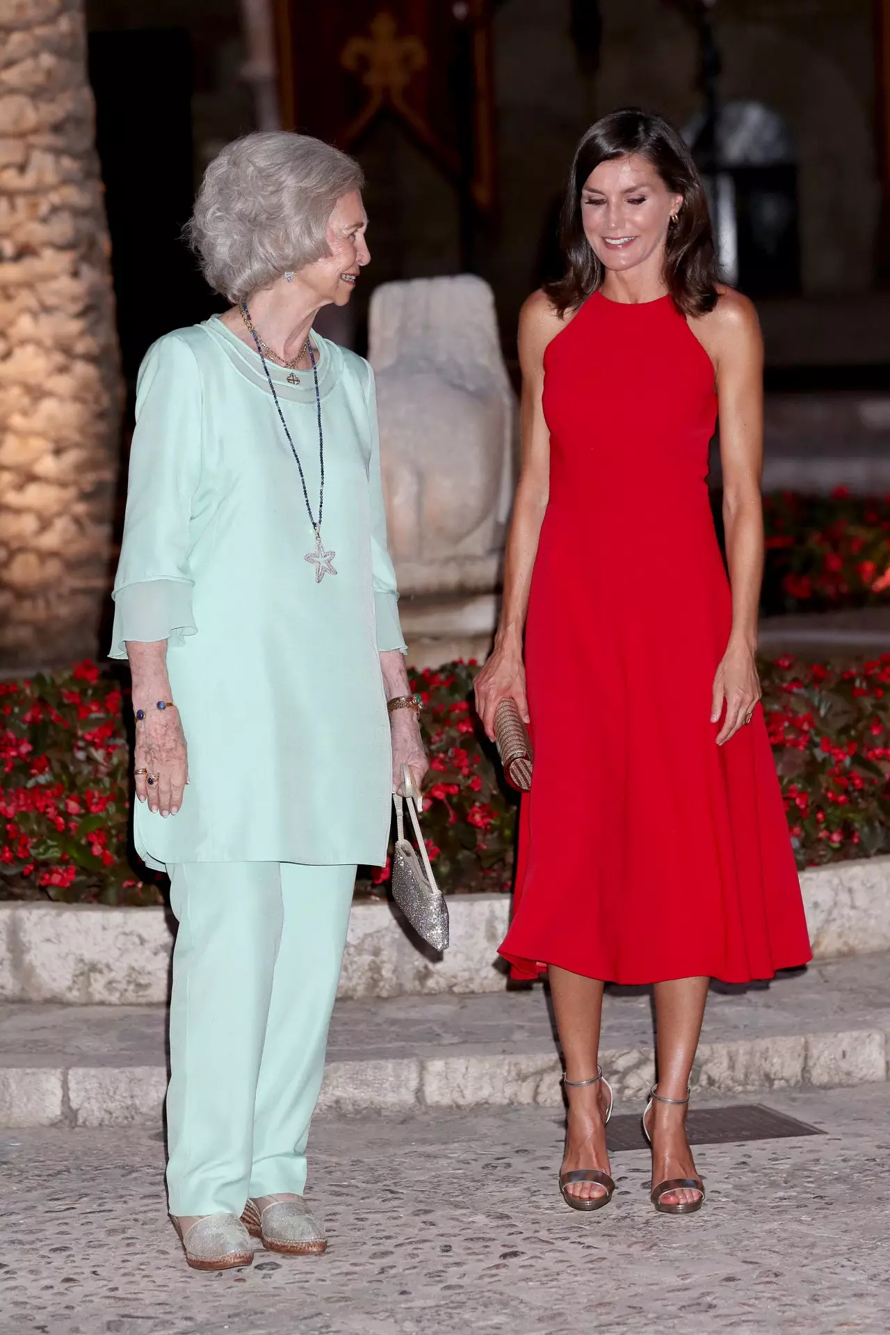 Letizia bl-aħmar u Doña Sofía bl-akkwamarin juru l-kompliċità tagħhom fir-raba’ dehra flimkien dan is-sajf