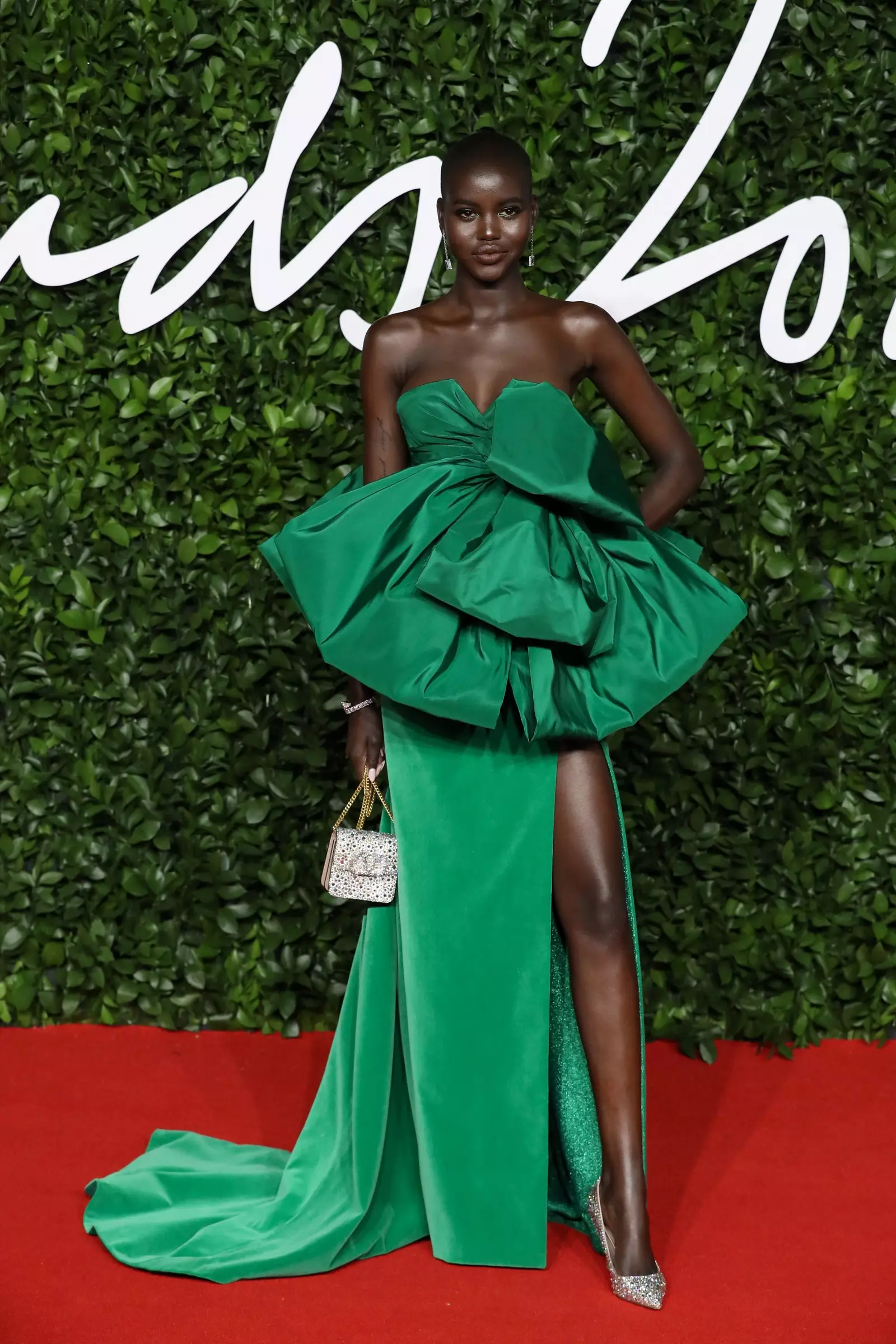 Model Adut Akech na dodjeli British Fashion Awards 2019 s Valentino dizajnom.