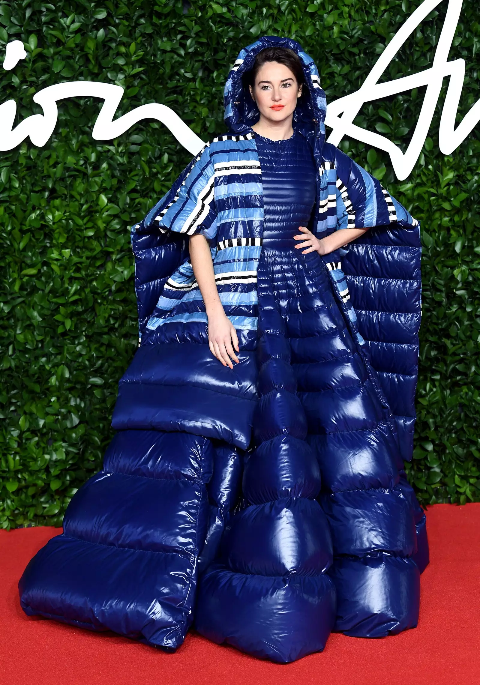 Umukinnyi wa filime Shailene Woodley muri British Fashion Awards 2019 hamwe nicyitegererezo cya Pierpaolo Piccioli kuri Moncler Genius.