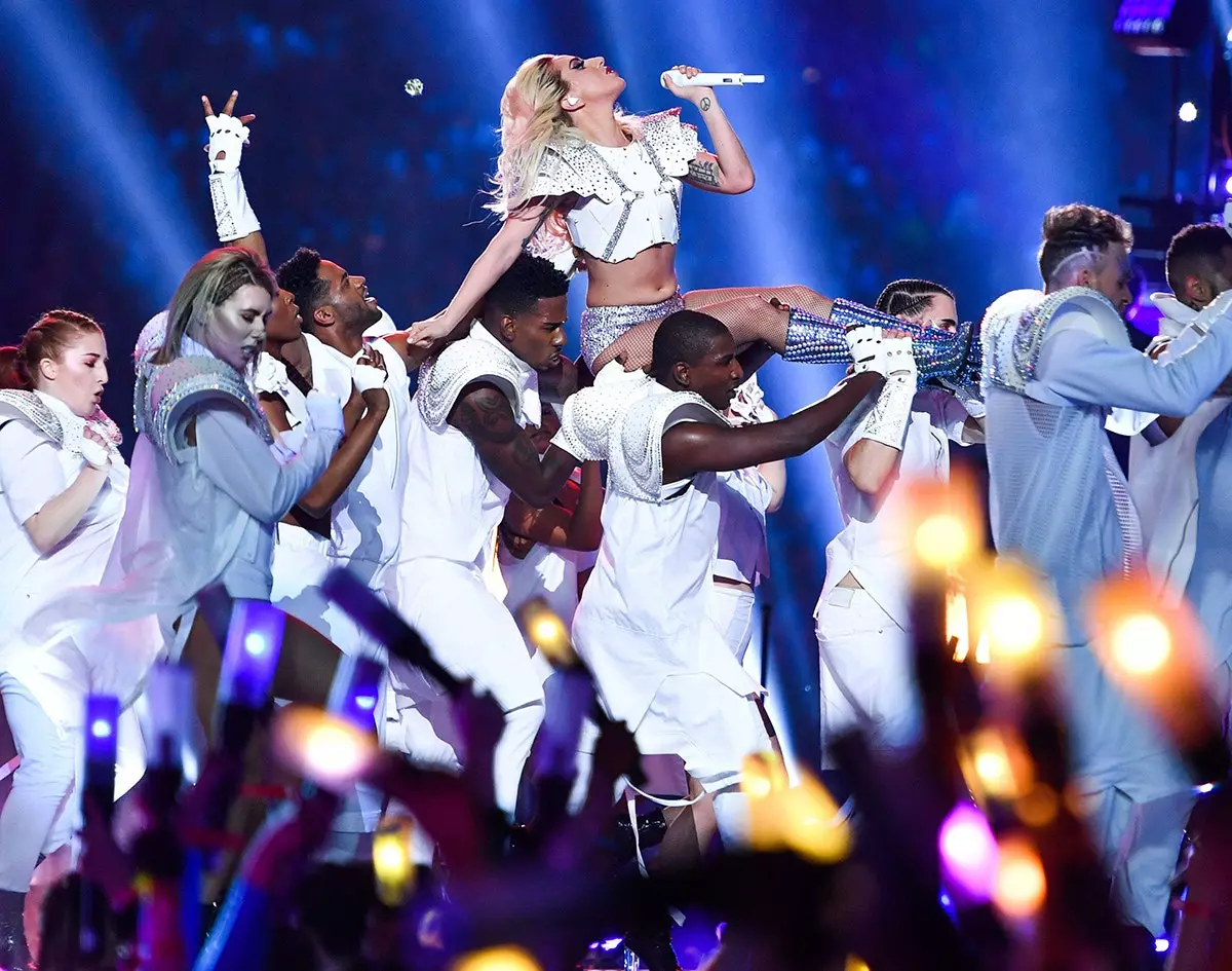 Lady Gaga durante un momento della sua esibizione al Super Bowl 2017.