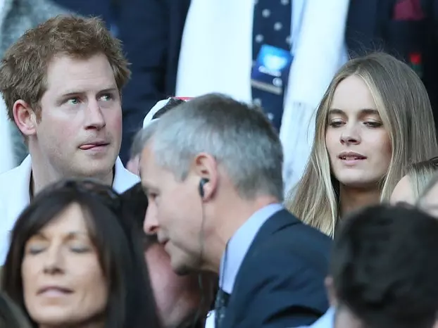 Prens Harry ve Cressida Bonas bir ragbi maçı sırasında