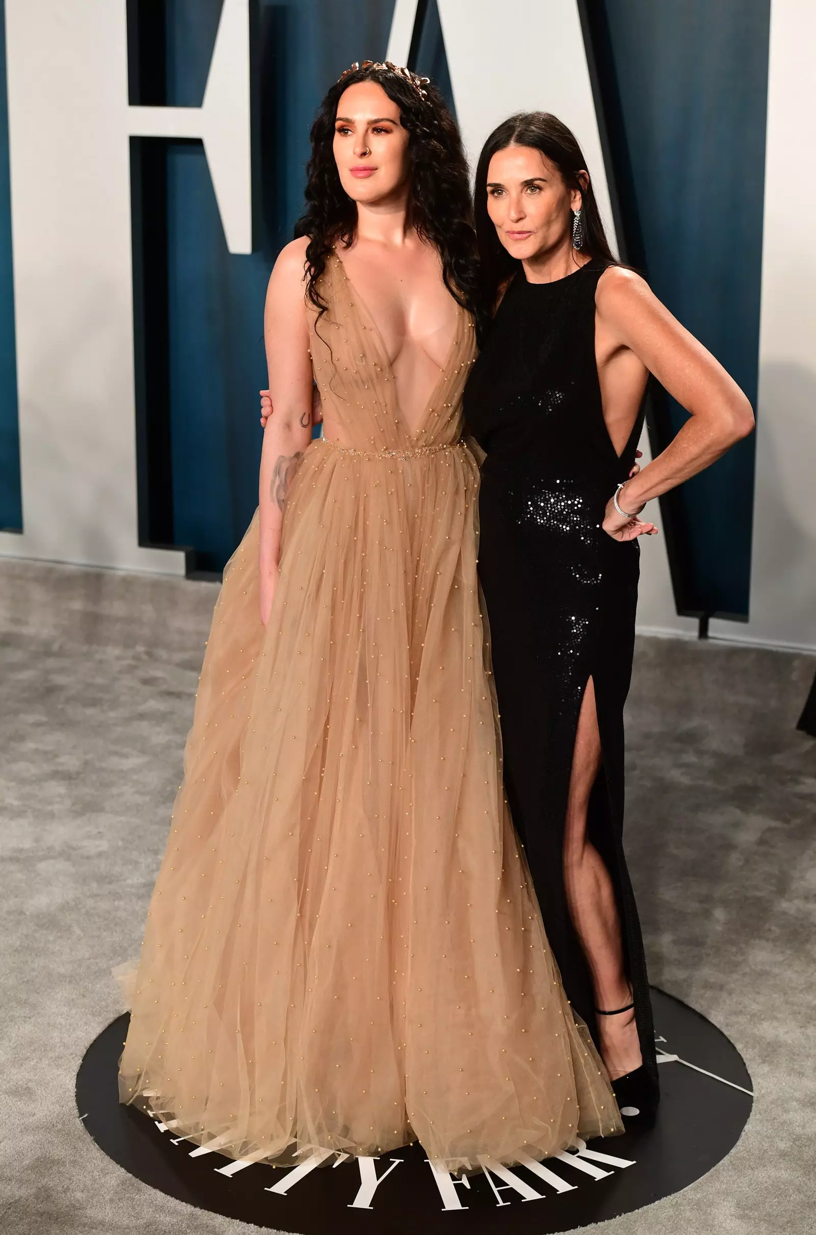 Si Demi Moore ay nag-pose kasama ang kanyang anak na si Rumer Willis sa 2020 Oscars Vanity Fair Party.