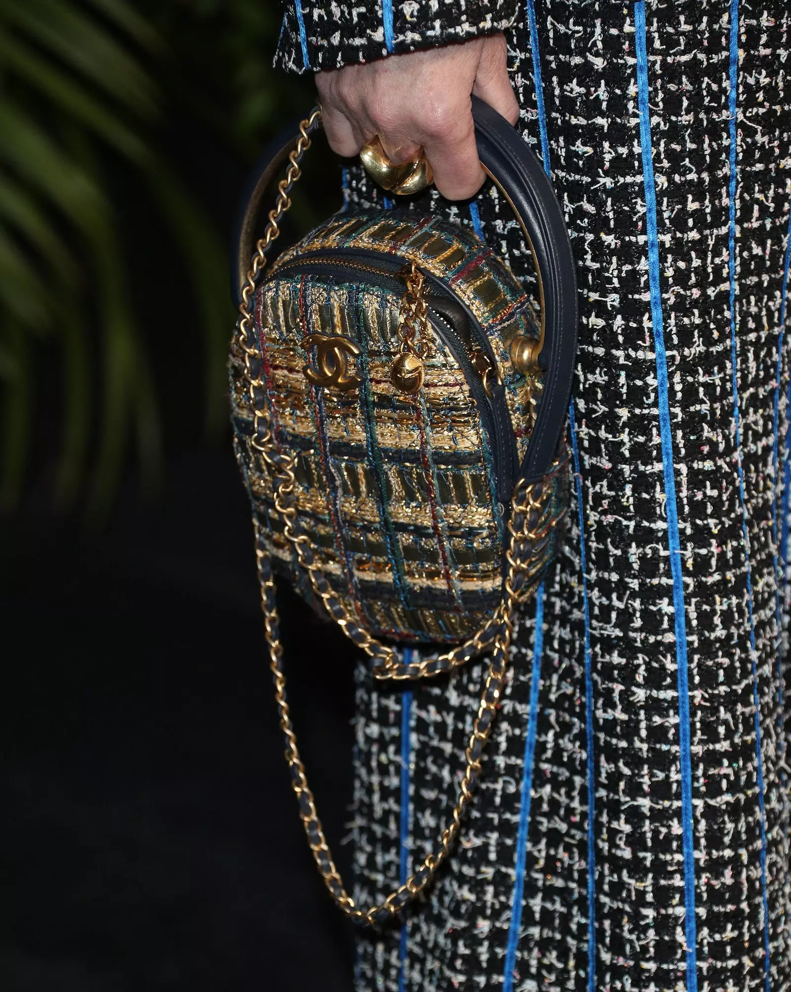 Detalye ng Chanel bag na isinuot ni Demi Moore sa pre-Oscar Charles Finch x Chanel party.