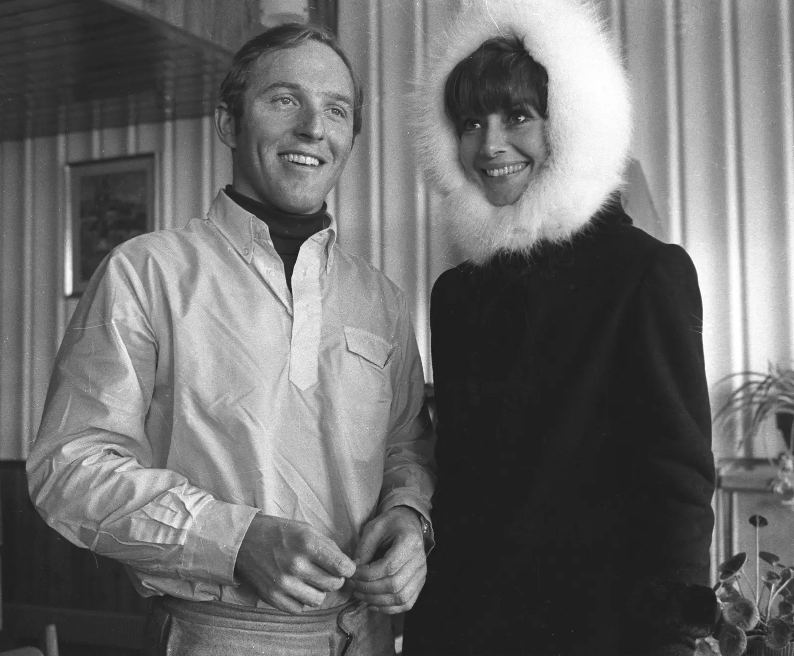 Pencampwr sgïo Americanaidd Billy Kidd gydag Audrey Hepburn ym mis Chwefror 1968.