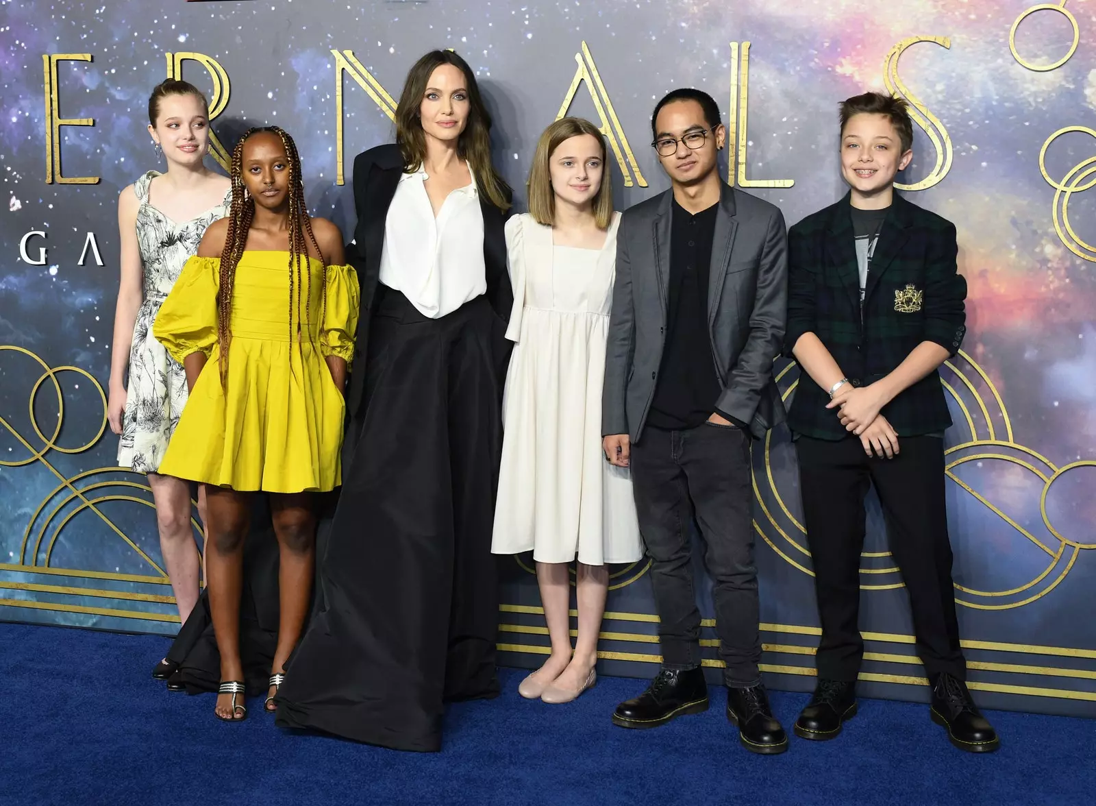 Angelina Jolie และลูกๆ ของเธอ Maddox Vivienne Knox Zahara และ Shiloh ที่งานฉายรอบปฐมทัศน์ของ Eternals ในลอนดอน