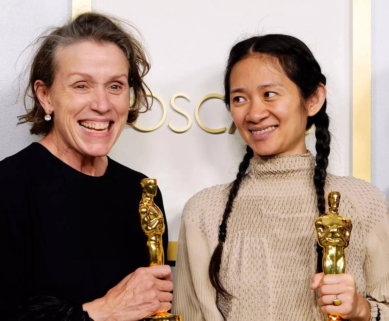 Frances McDormand ug Chlo Zhao sa 2021 Oscars.