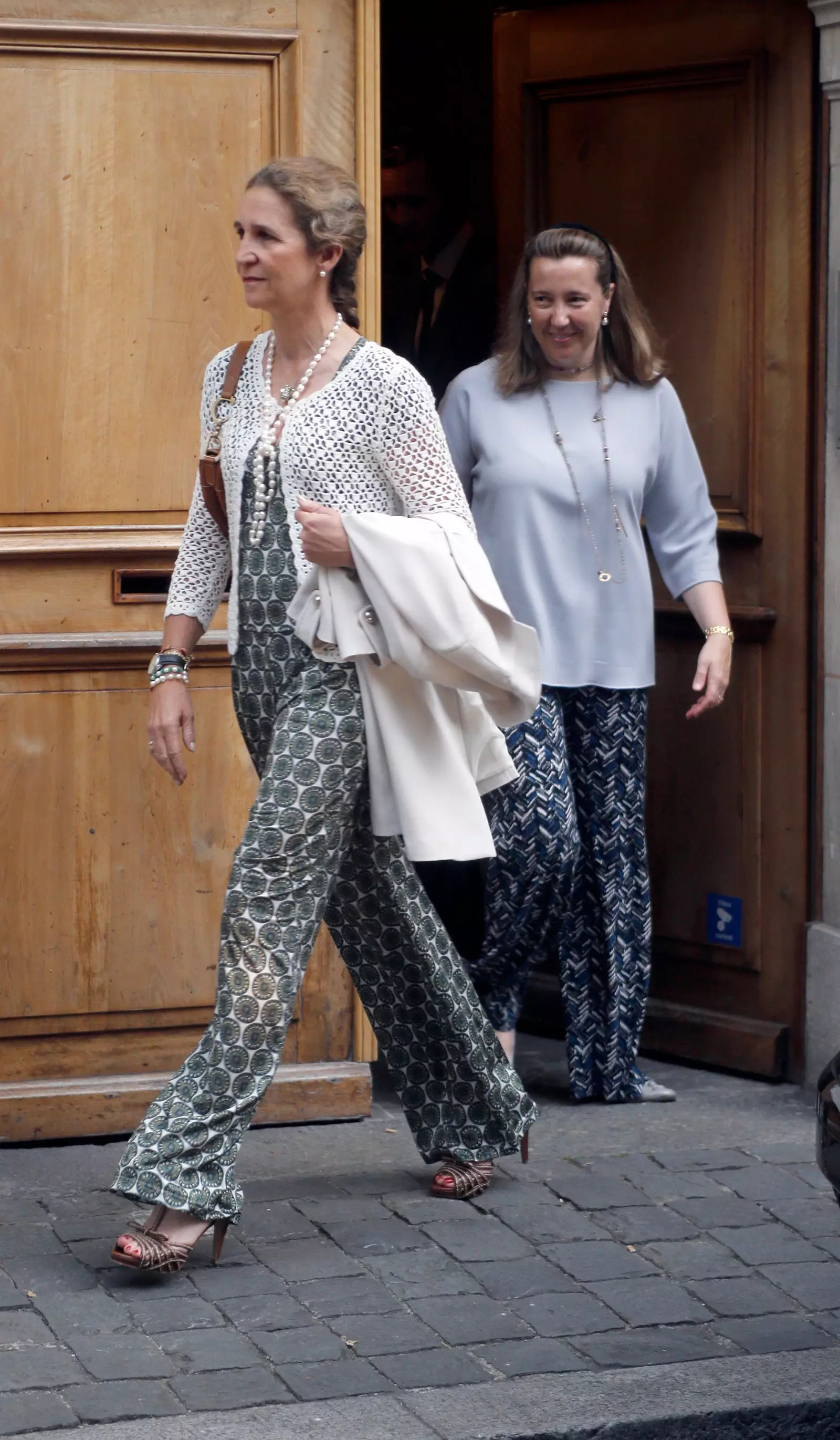 Infanta Elena bersama Cristina de Borbón Dos Sicilias.