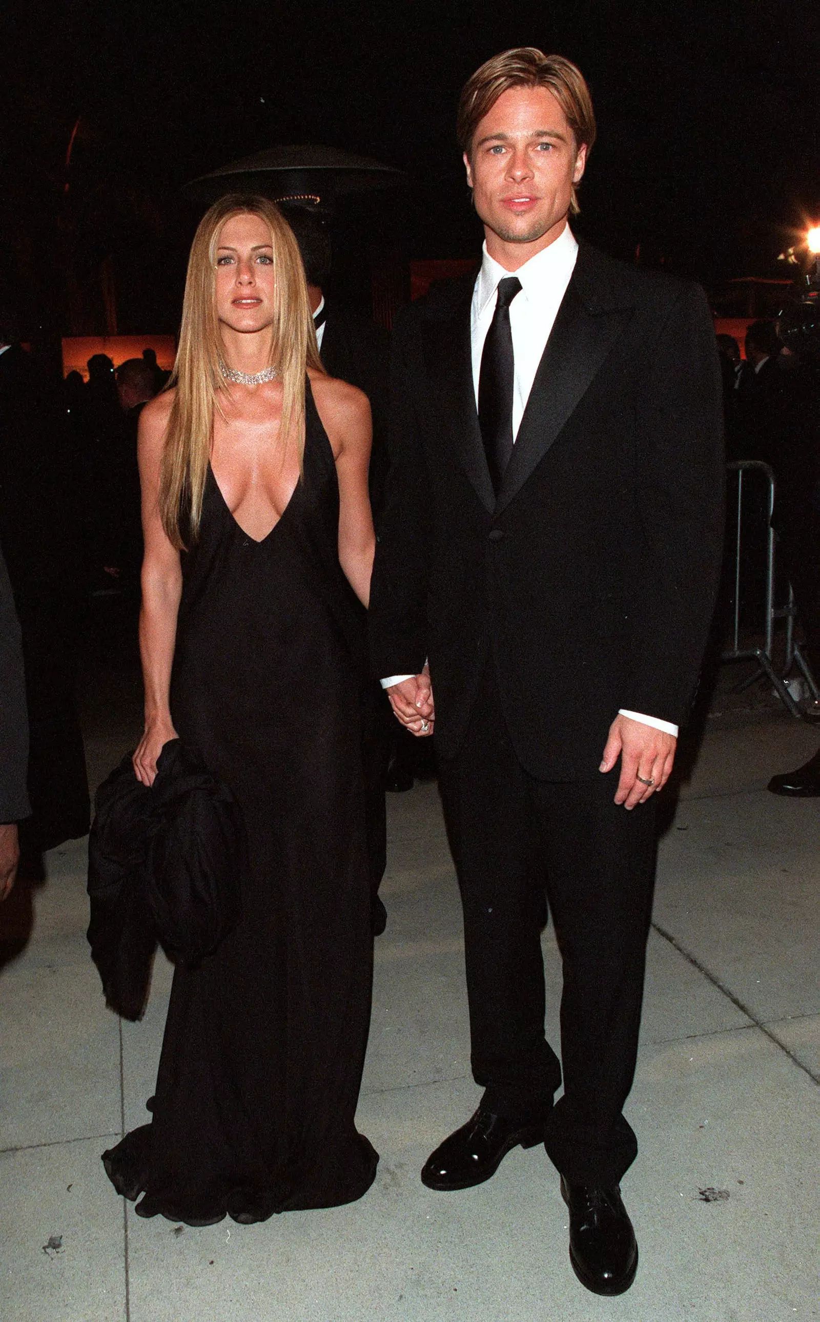 Jennifer Aniston nan Pati Oscar Vanity Fair an 2000 ak Brad Pitt.