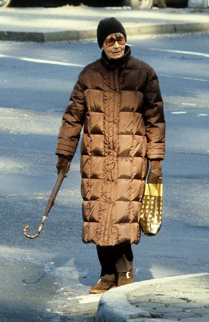 Greta Garbo berjalan di sekitar New York pada tahun 1983