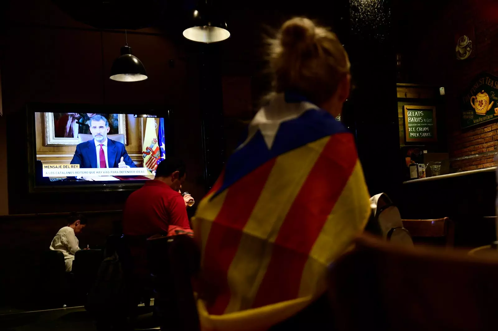 Bar í Barcelona þar sem þeir hlýddu á ræðu Felipe VI 3. október.