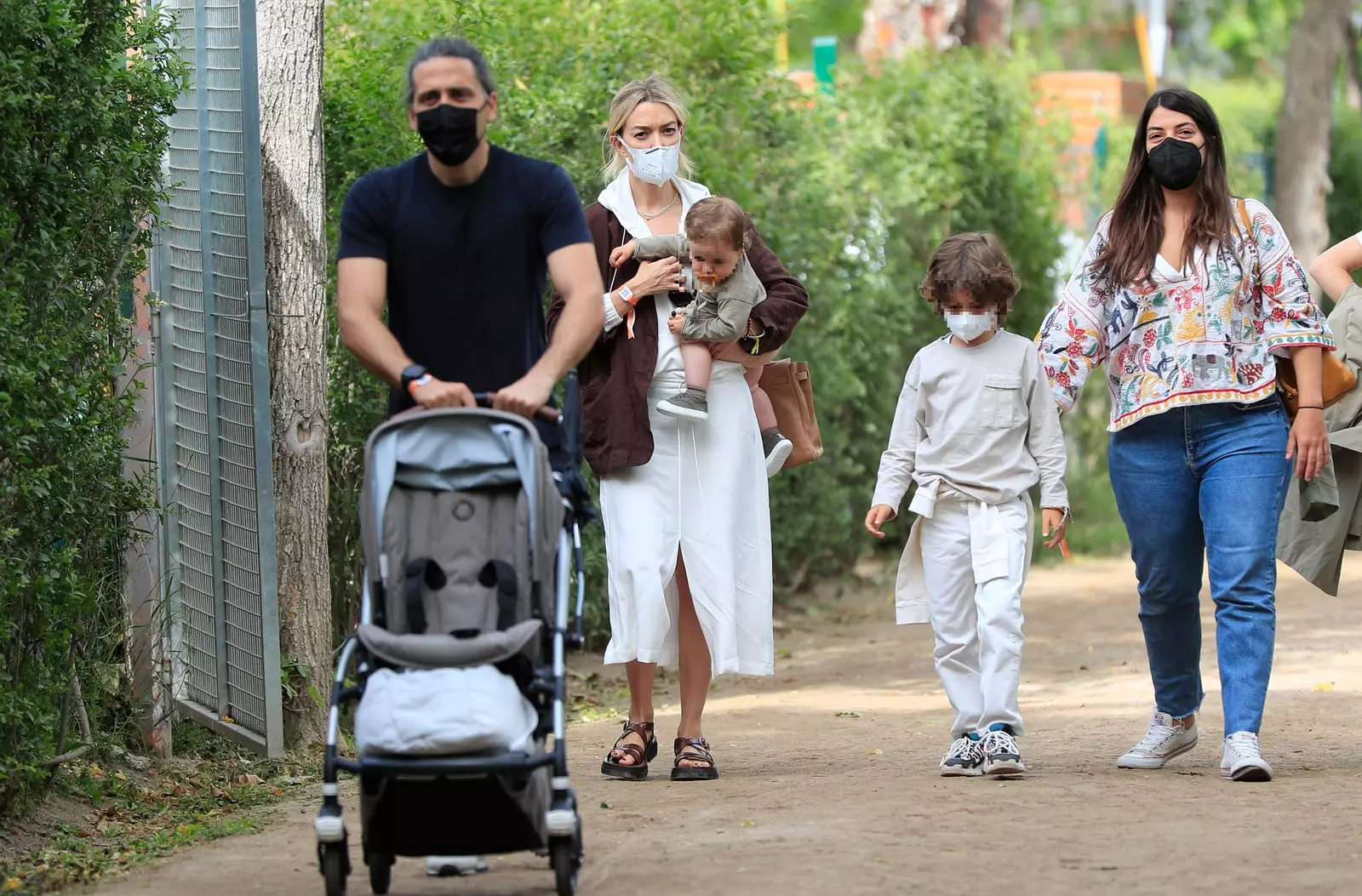 Marta Ortega muncul kembali di berkuda sebagai sandal keluarga dengan rok sol trek dan kaus putih dan tas Herms