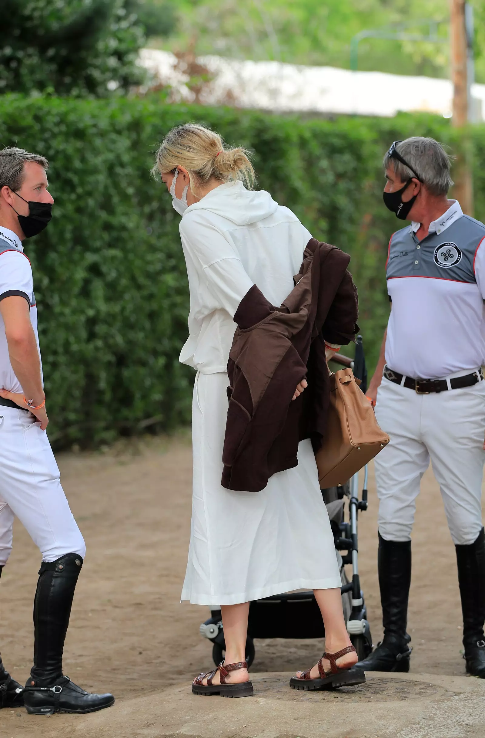Marta Ortega pojawia się ponownie w jeździe konnej jako rodzinne sandały ze spódnicą na podeszwie dresowej i białą bluzą oraz torbą Hermès
