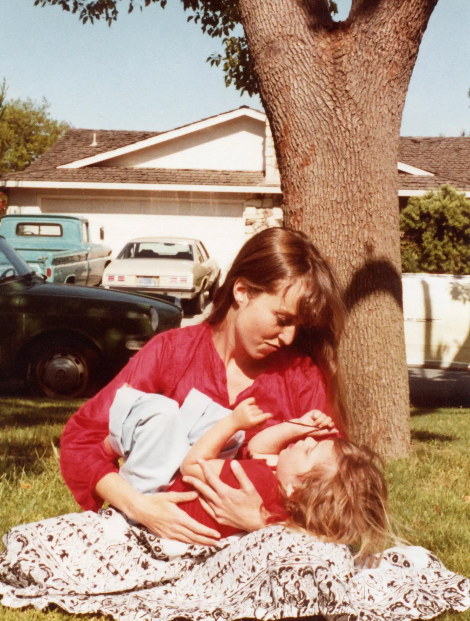 В детстве в 1981 году с матерью в Саратоге, Калифорния.