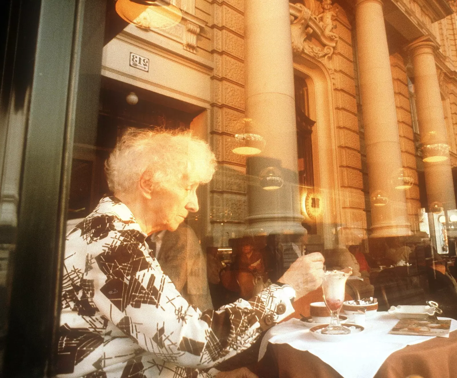 alte Frau in einem Café