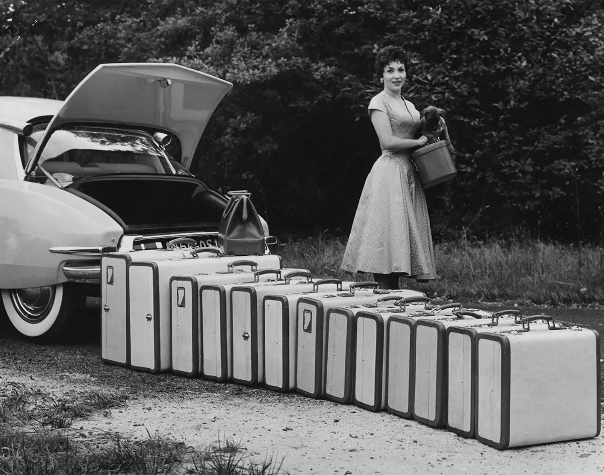 Si vous êtes Gina Lollobrigida, vous pouvez transporter autant de sacs que vous le souhaitez, plusieurs porteurs seront prêts à vous aider.