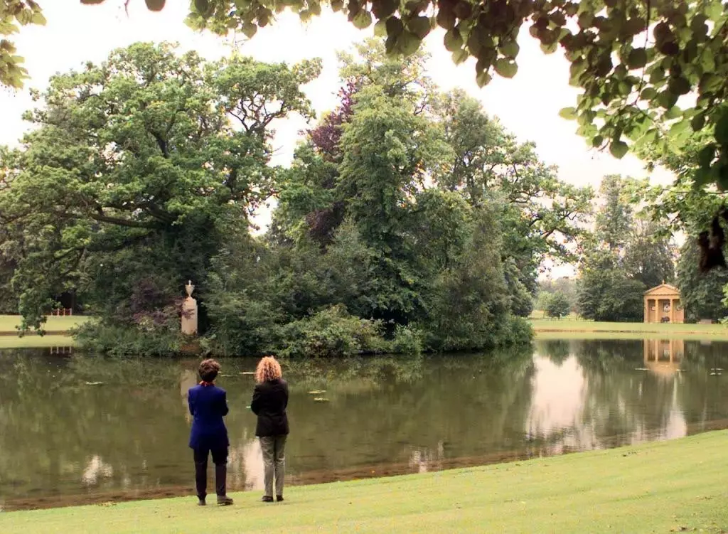 Perincian makam Diana of Wales dari pantai tasik yang lain