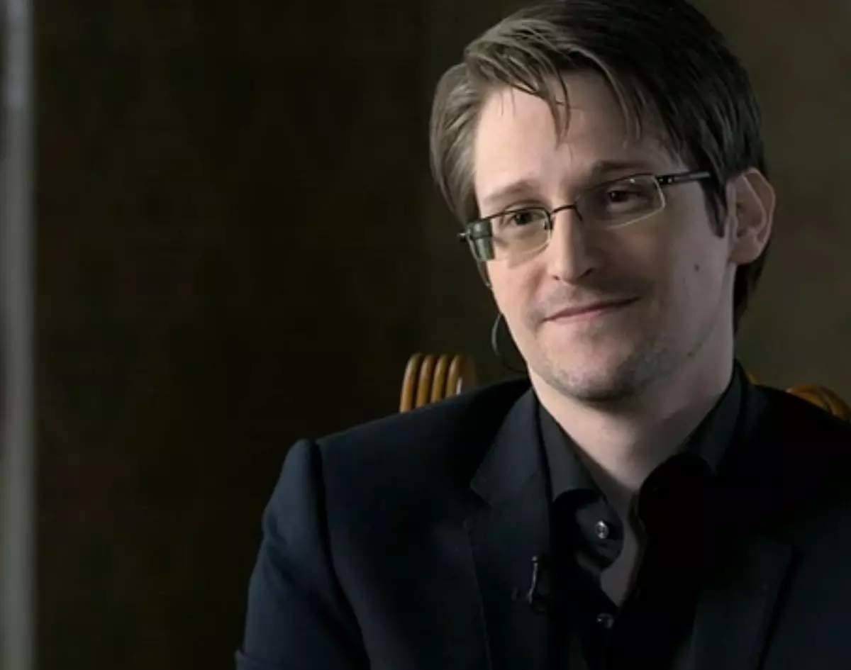 Edward Snowden yhdessä vaiheessa haastattelua.