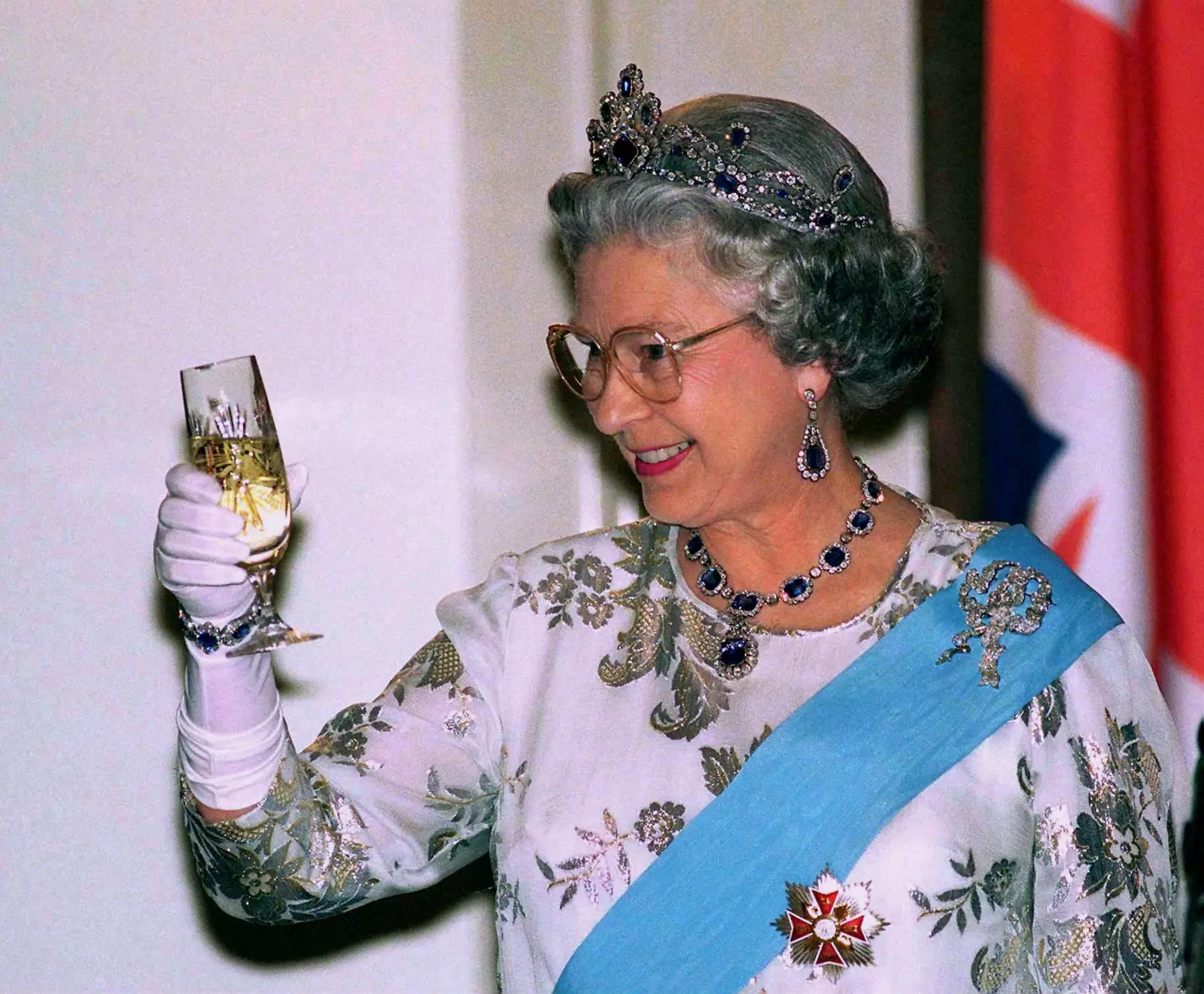 ملکه خپل ویښتان پریږدي چې په 1968 کې په برازیل کې د الیزابت II د سمبا نڅا یوه ساتیري ویډیو خپره شوه