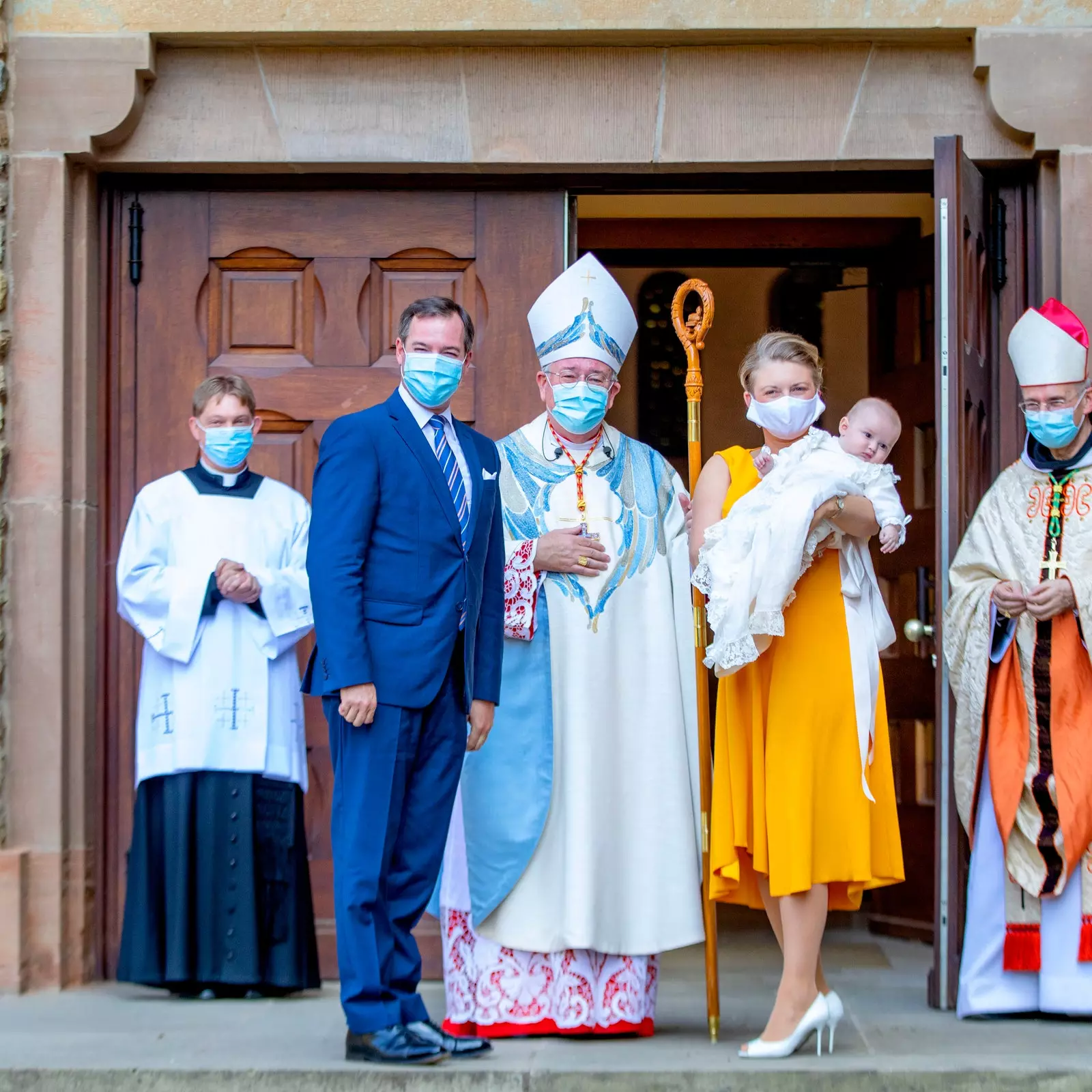 Шомылдыру рәсімі өткен аббатствоның кіреберісіндегі князьдер.