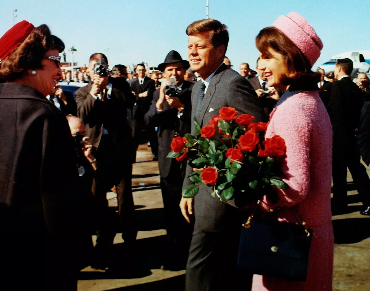 John F. Kennedy pakusvika kwake muDallas zuva raakapondwa akatorwa mifananidzo naCecil Stoughton.