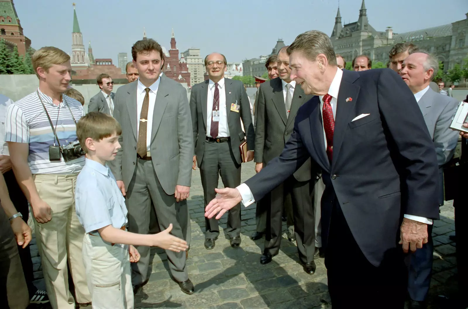 Reagan huko Moscow alipigwa picha na Souza.