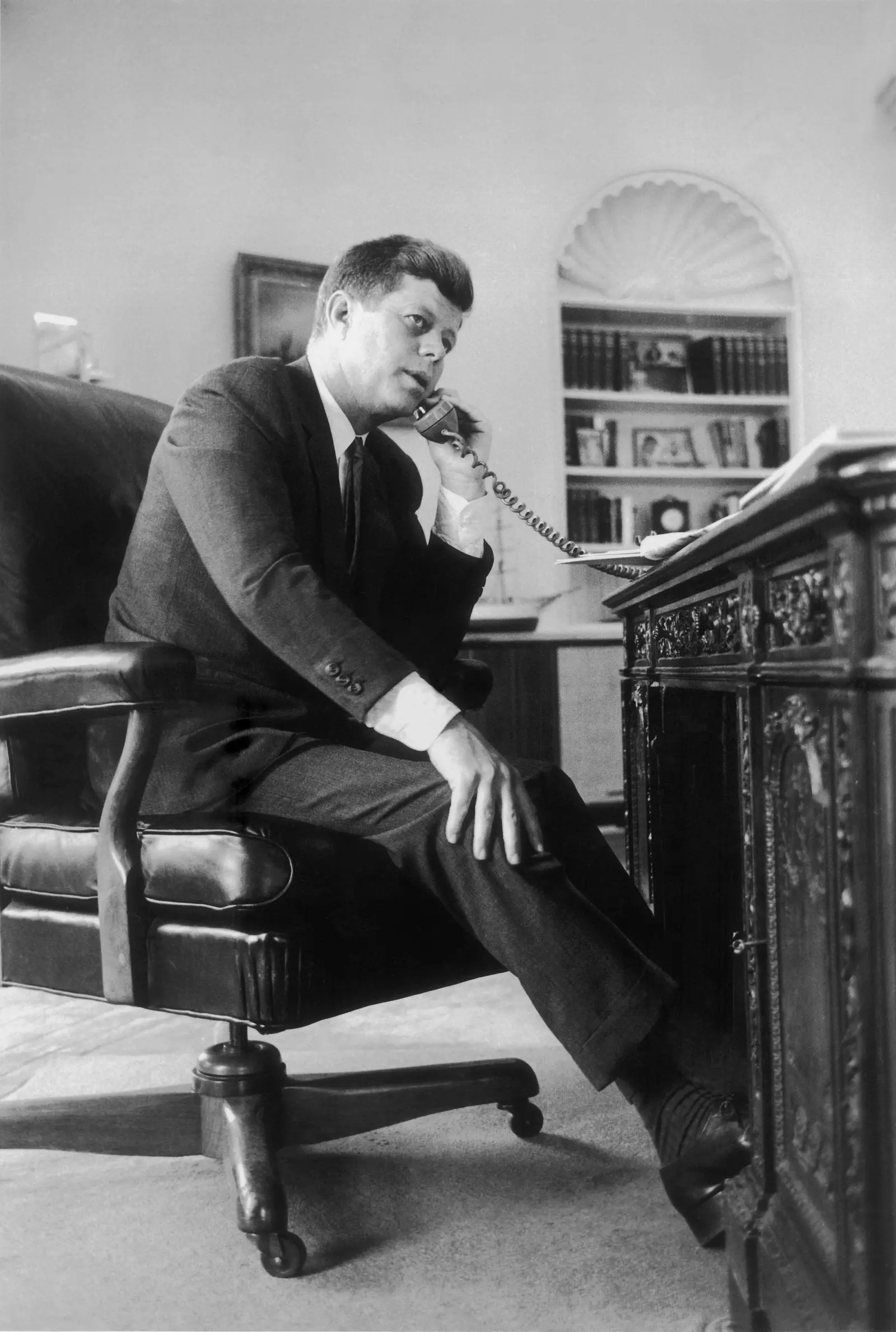 JFK al 35-lea președinte al Statelor Unite la telefon.