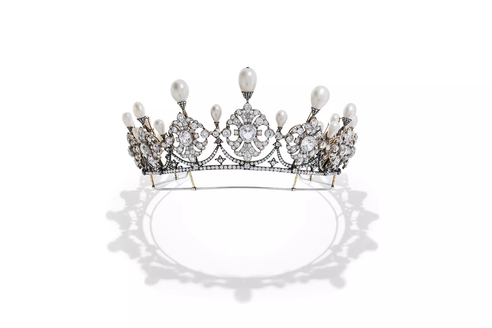 Trong hình ảnh có thể có Trang sức Tiara Phụ kiện và Phụ kiện