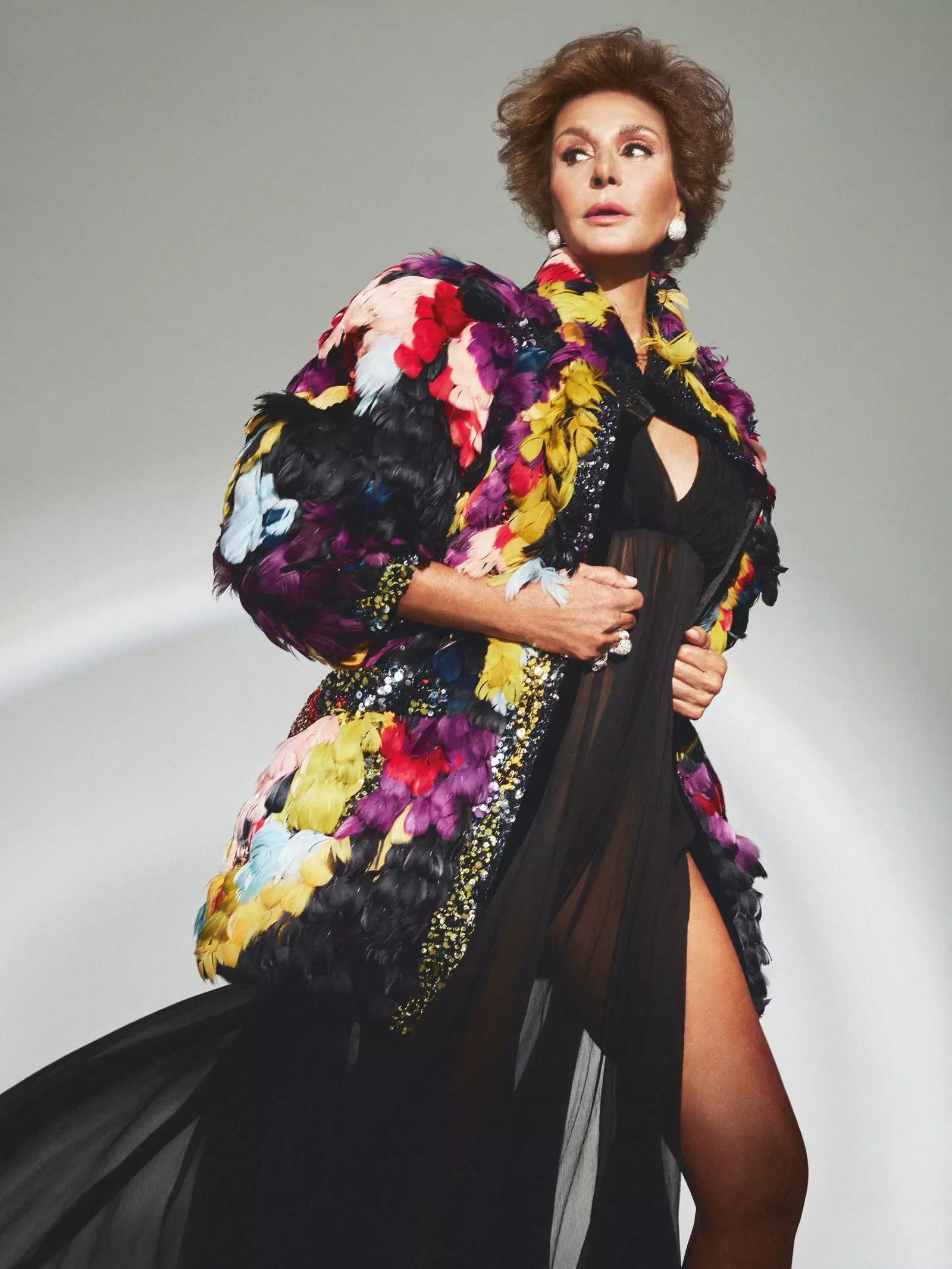 Naty Abascal 身著 Elie Saab Haute Couture 的夾克和連衣裙，以及 Brcena 的珠寶。