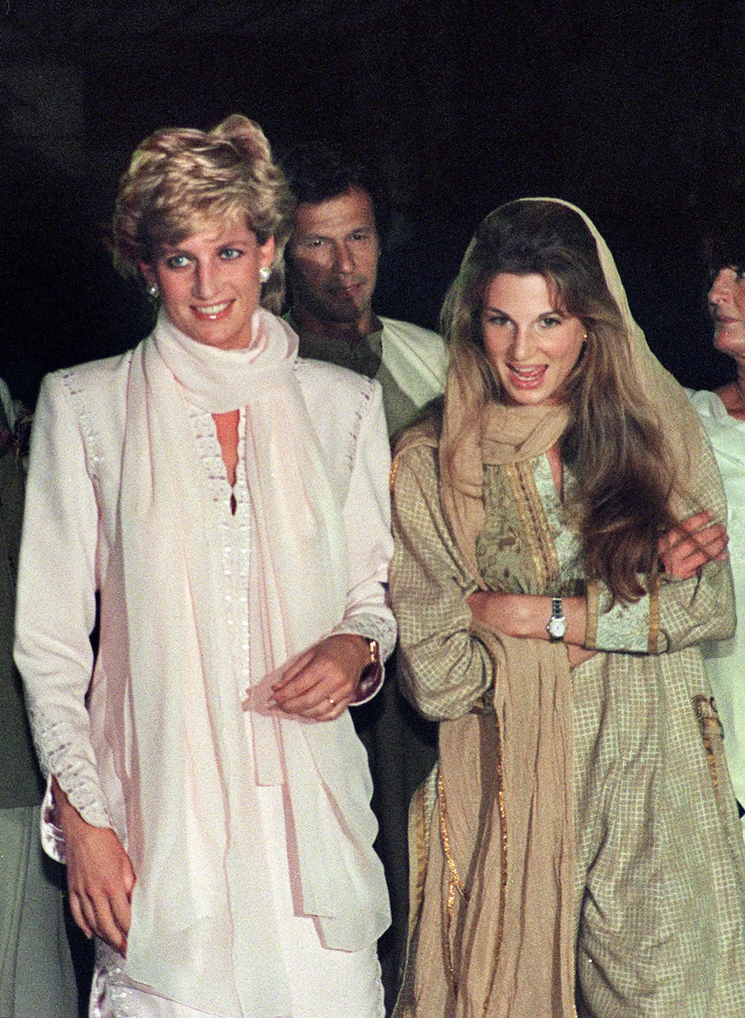 Jemima Goldsmith agus a fear céile Imran Khan le Banphrionsa Diana ag bialann i Lahore i 1996