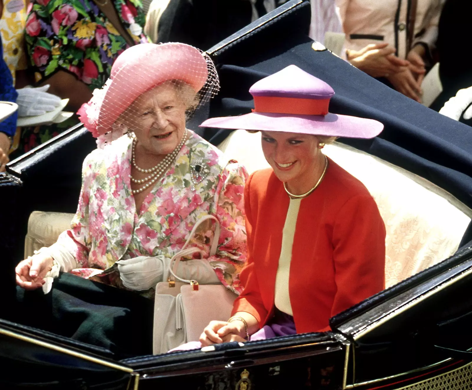 1990 年，王太后與威爾士王妃在皇家賽馬會。