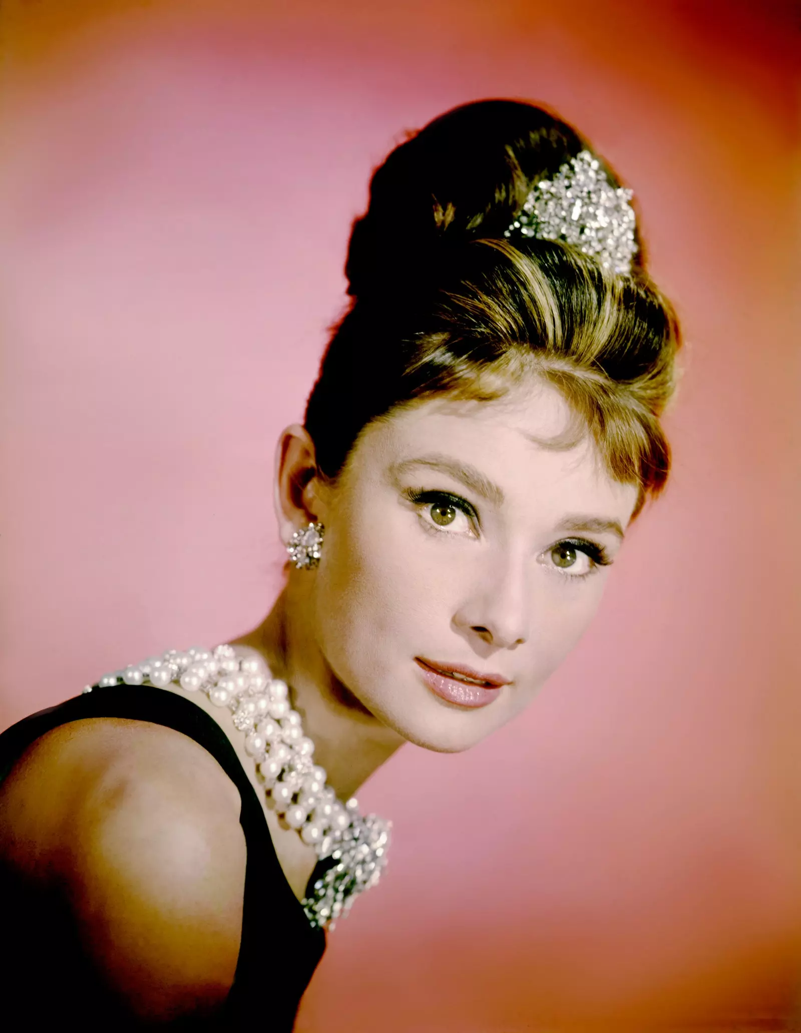 Audrey Hepburn fotosesijoje nešiojo Tiffany amp Co papuošalus.