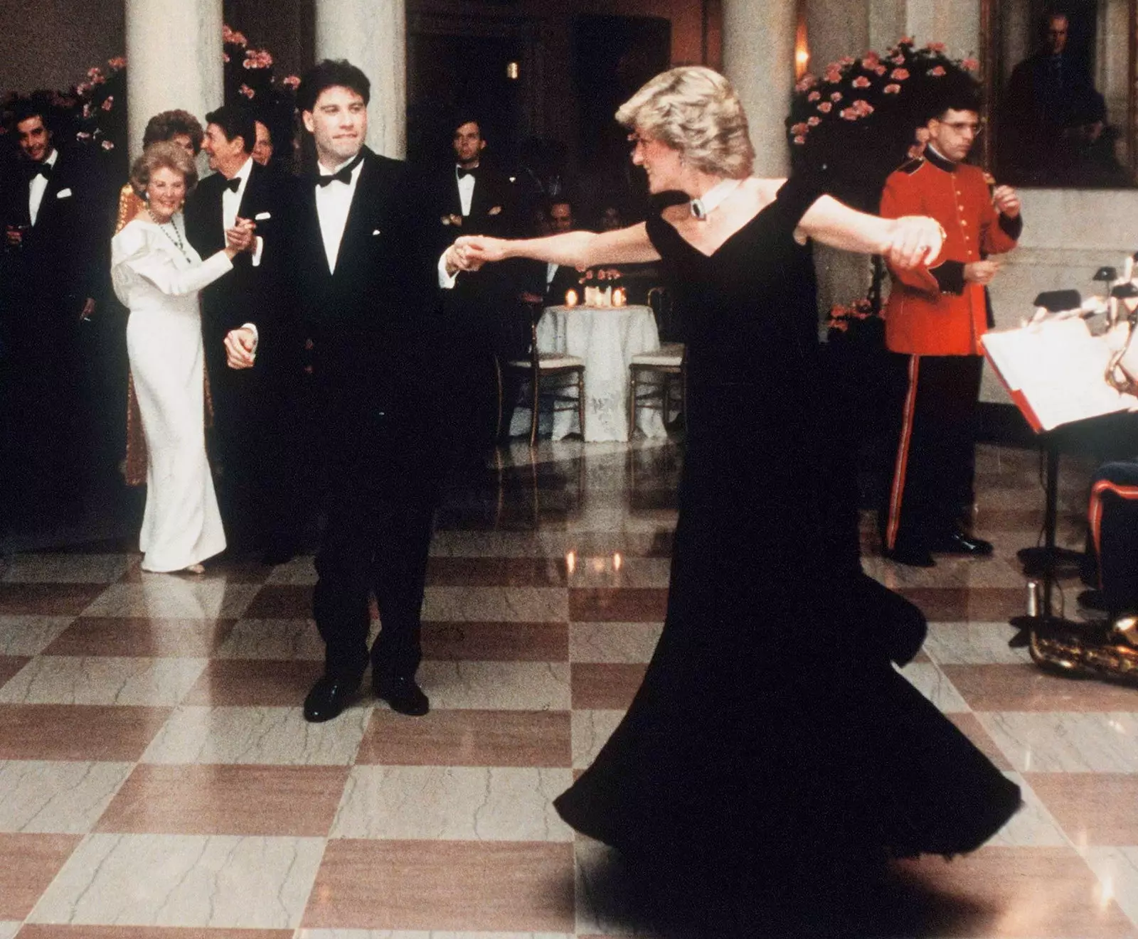 Tako se John Travolta spominja ikonične noči, ko je peljal Lady Di na ples v Belo hišo