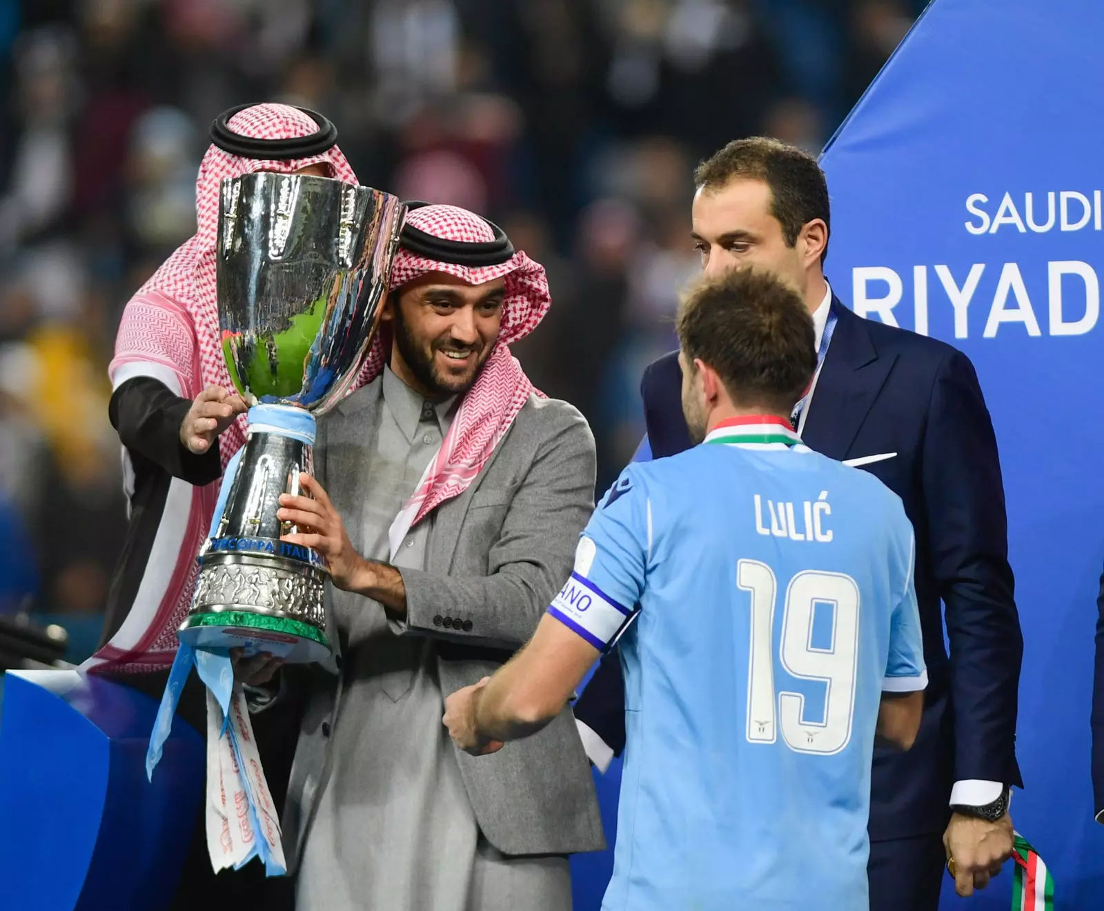 Ang hepe sa sports sa Saudi Arabia nga si Prince Abdulaziz bin Turki nagtugyan sa Italian Super Cup ngadto kang Senad Lulic sa 2019.