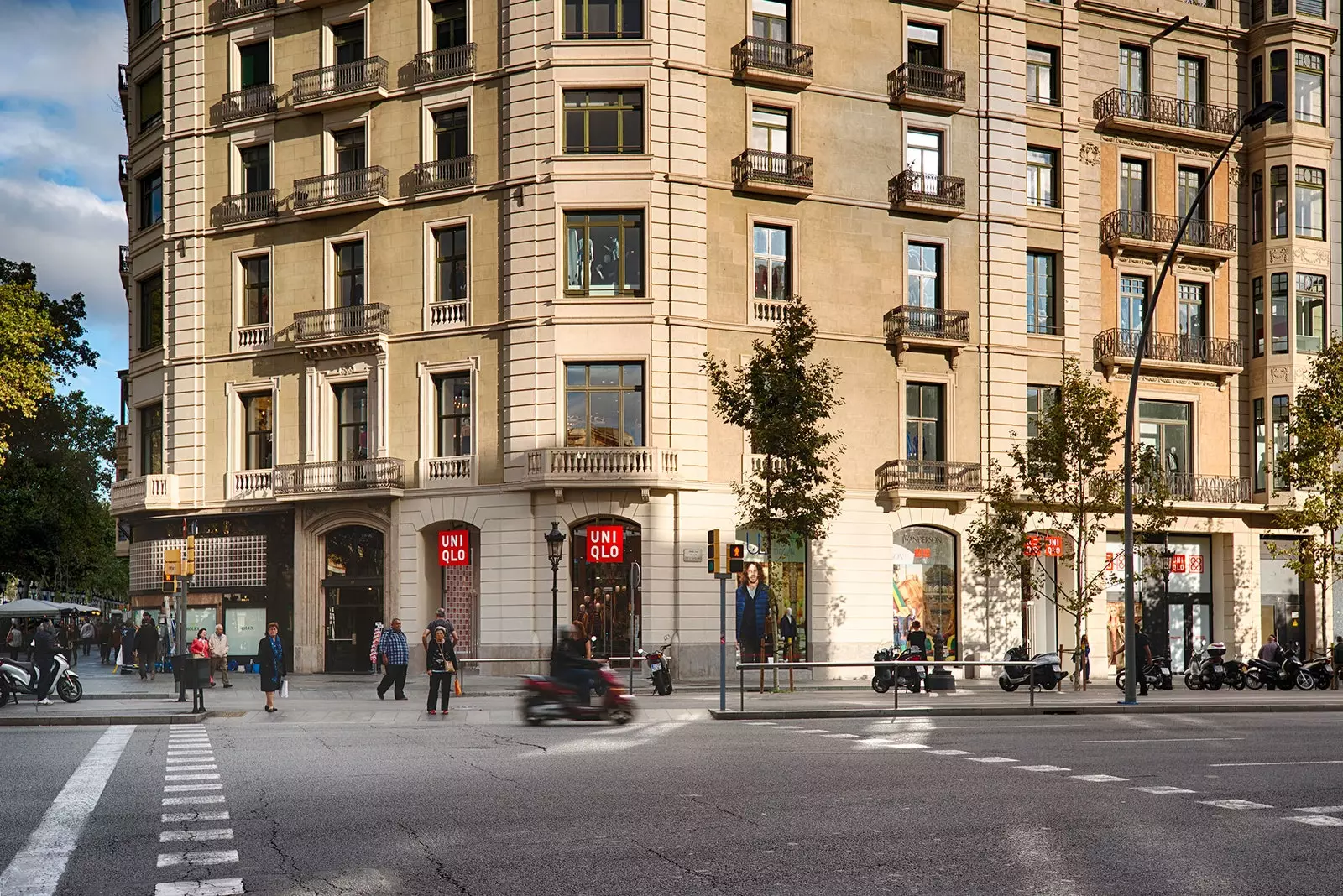 öppnar den nya uniqlo-butiken i barcelona