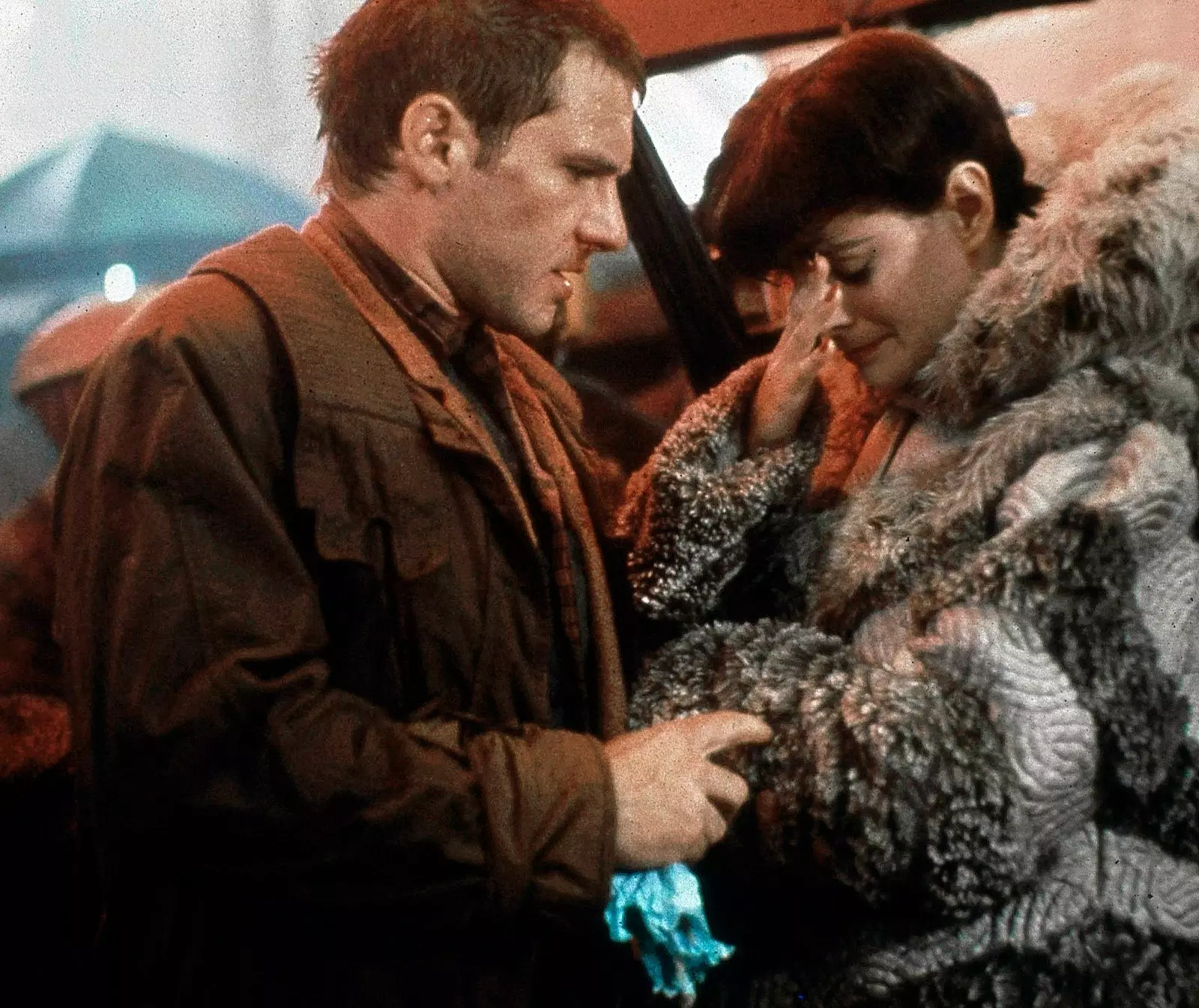 Harrison Ford sy Sean Young nokapohin'ireo mpitsikera tao amin'ny 'Blade Runner'.