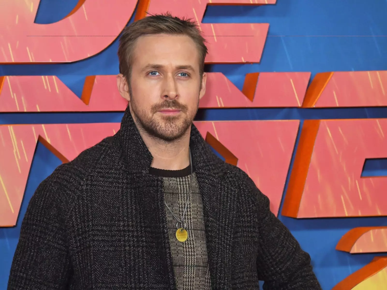 Ryan Gosling သည် မကြာသေးမီက နေရာတိုင်းတွင် လည်ဆွဲတစ်ခုတည်းကို အဘယ်ကြောင့် ၀တ်ဆင်ထားသနည်း။