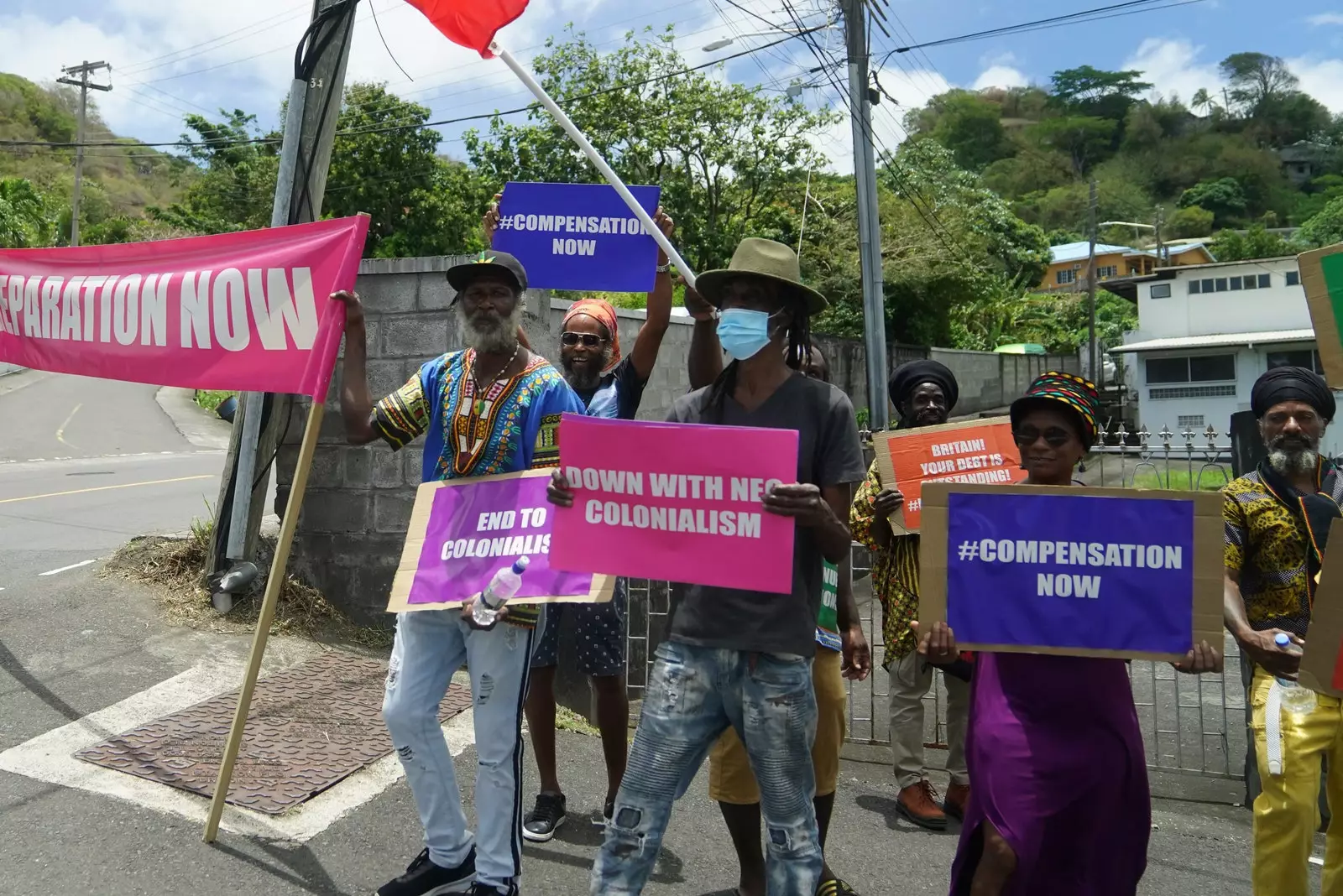Un gruppo di manifestanti di Saint Vincent e Grenadine accolgono i Conti di Wessex