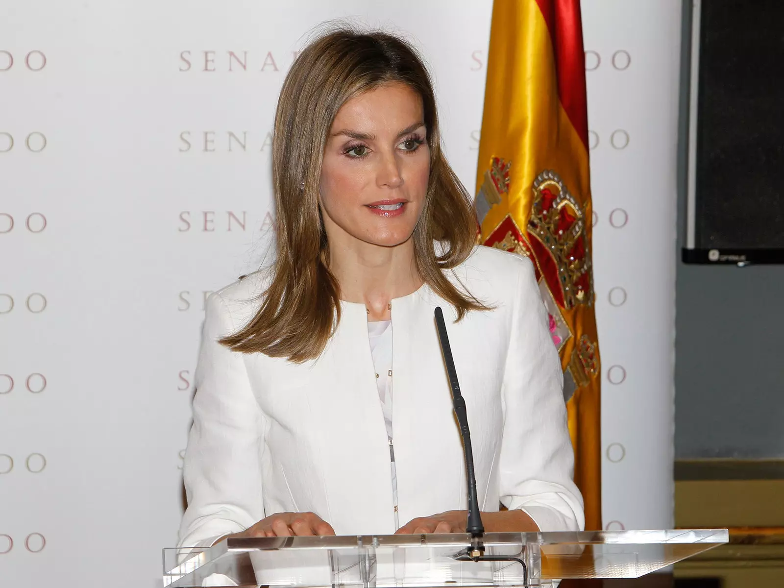 Letizia Ortiz waqt l-għoti tal-premju Luis Carandell lill-ġurnalista Carmen del Riego.