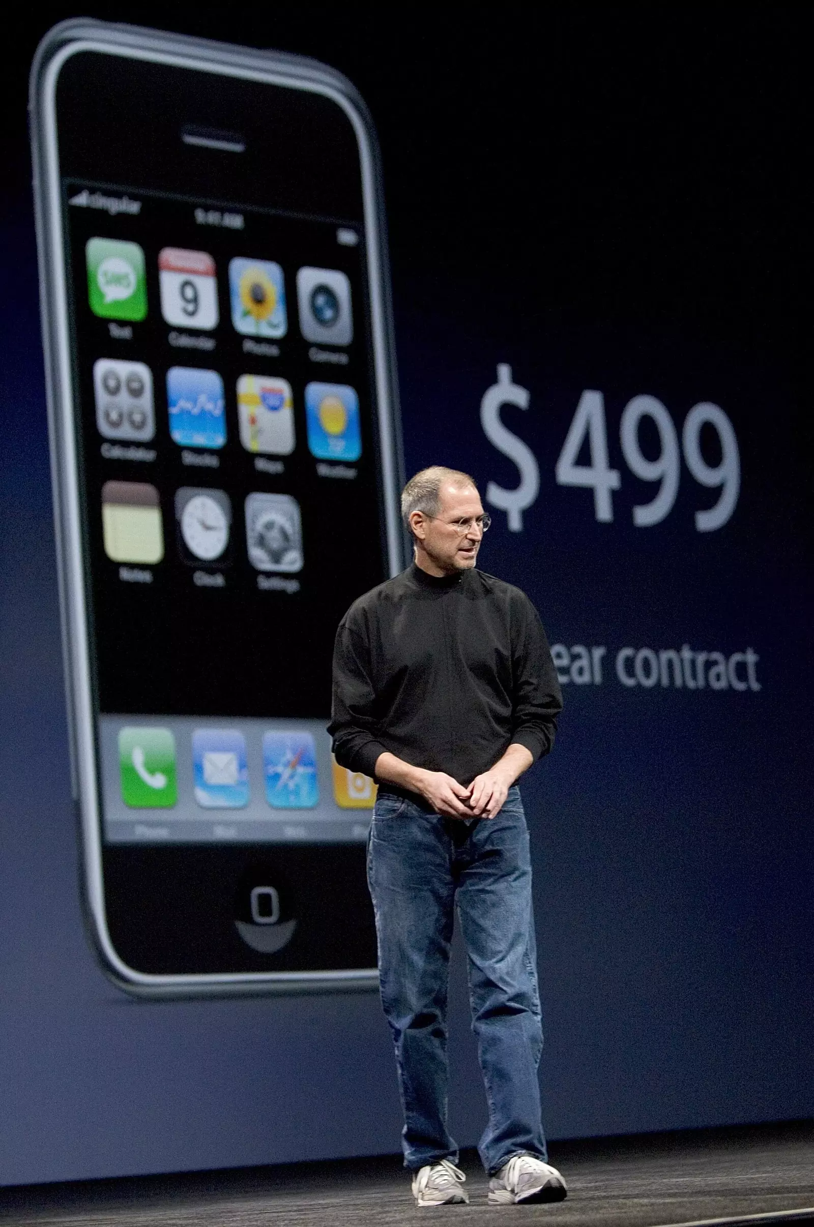 Steve Jobs nampilake iPhone pisanan ing taun 2007.