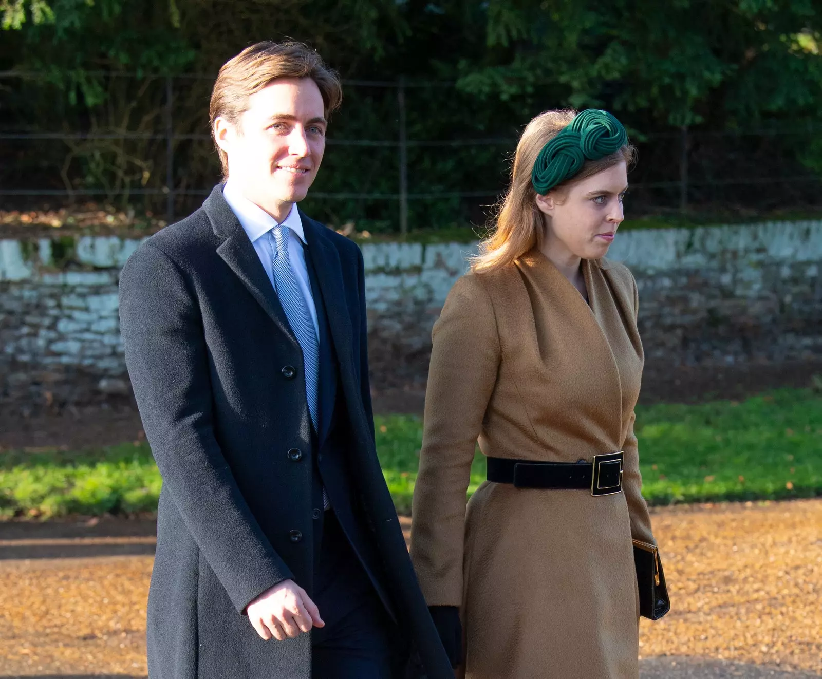 A princesa Beatriz de York asiste á misa de Nadal de Sandringham co seu prometido Edoardo Mapelli Mozzi.