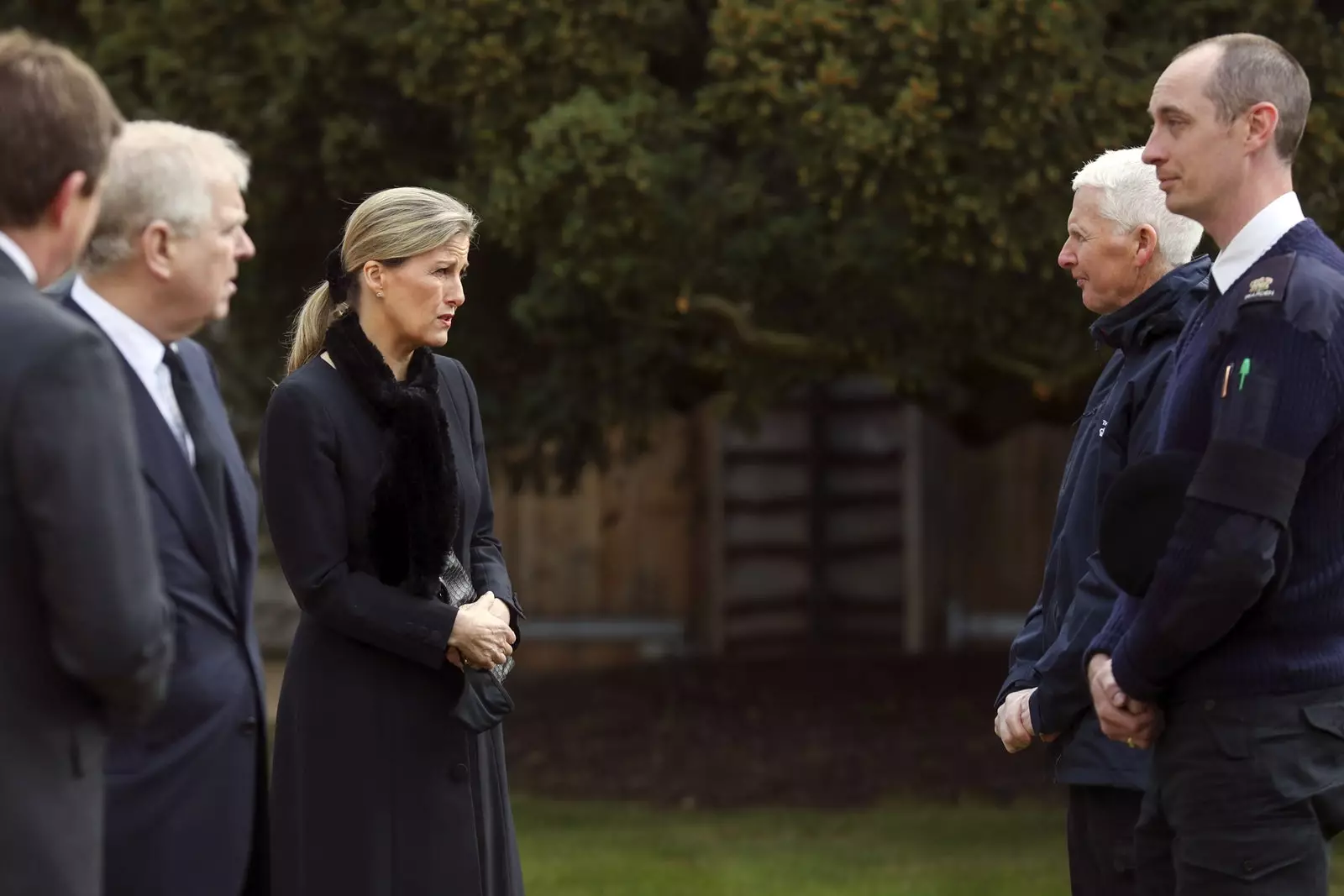 Sofia o Wessex gyda'r Tywysog Andrew a gweithwyr o Ystâd y Goron y Sul yma yn y Royal Lodge.