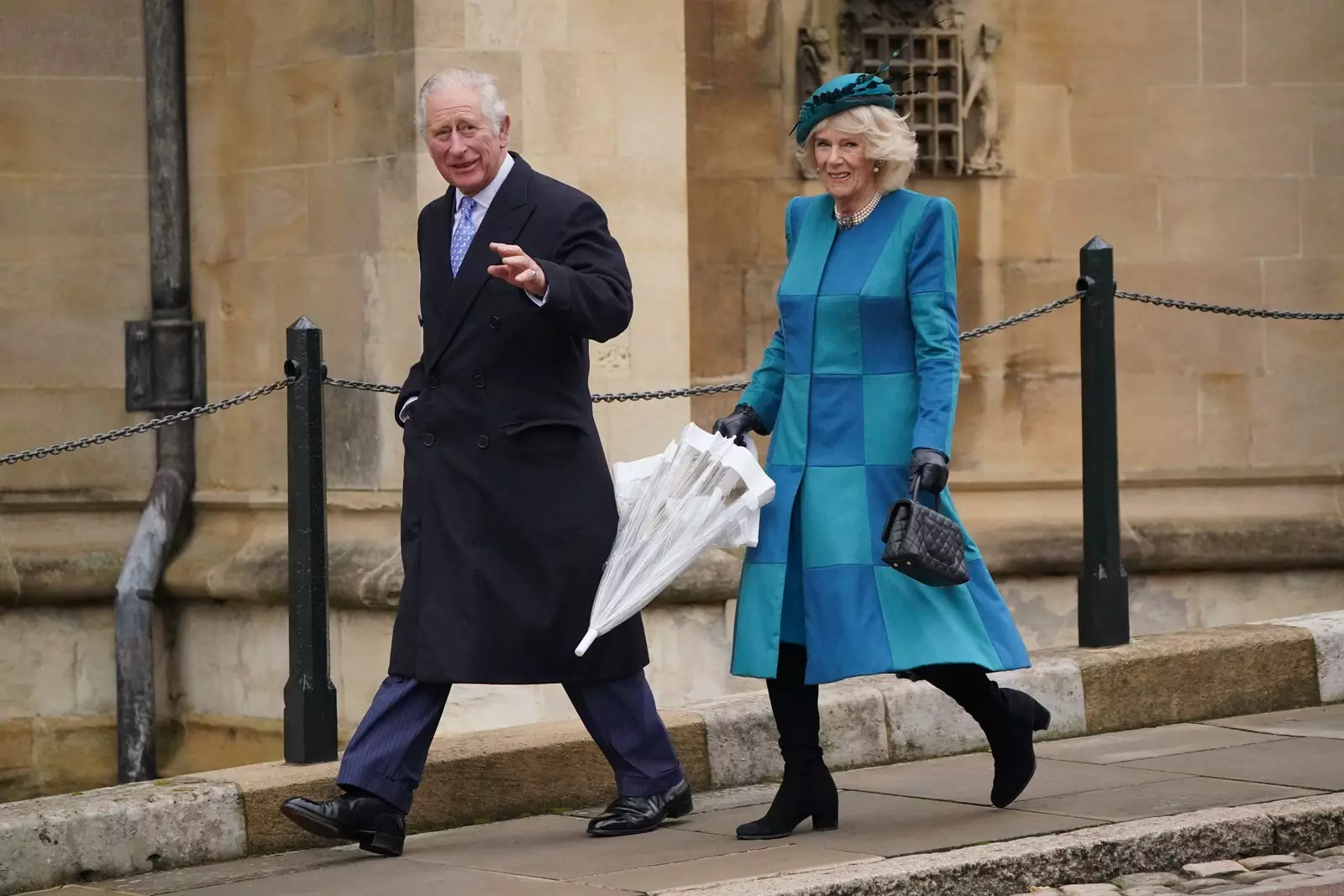 Prins Charles og Camilla ankommer til juledagsgudstjenesten i St. George's Chapel på slottet...