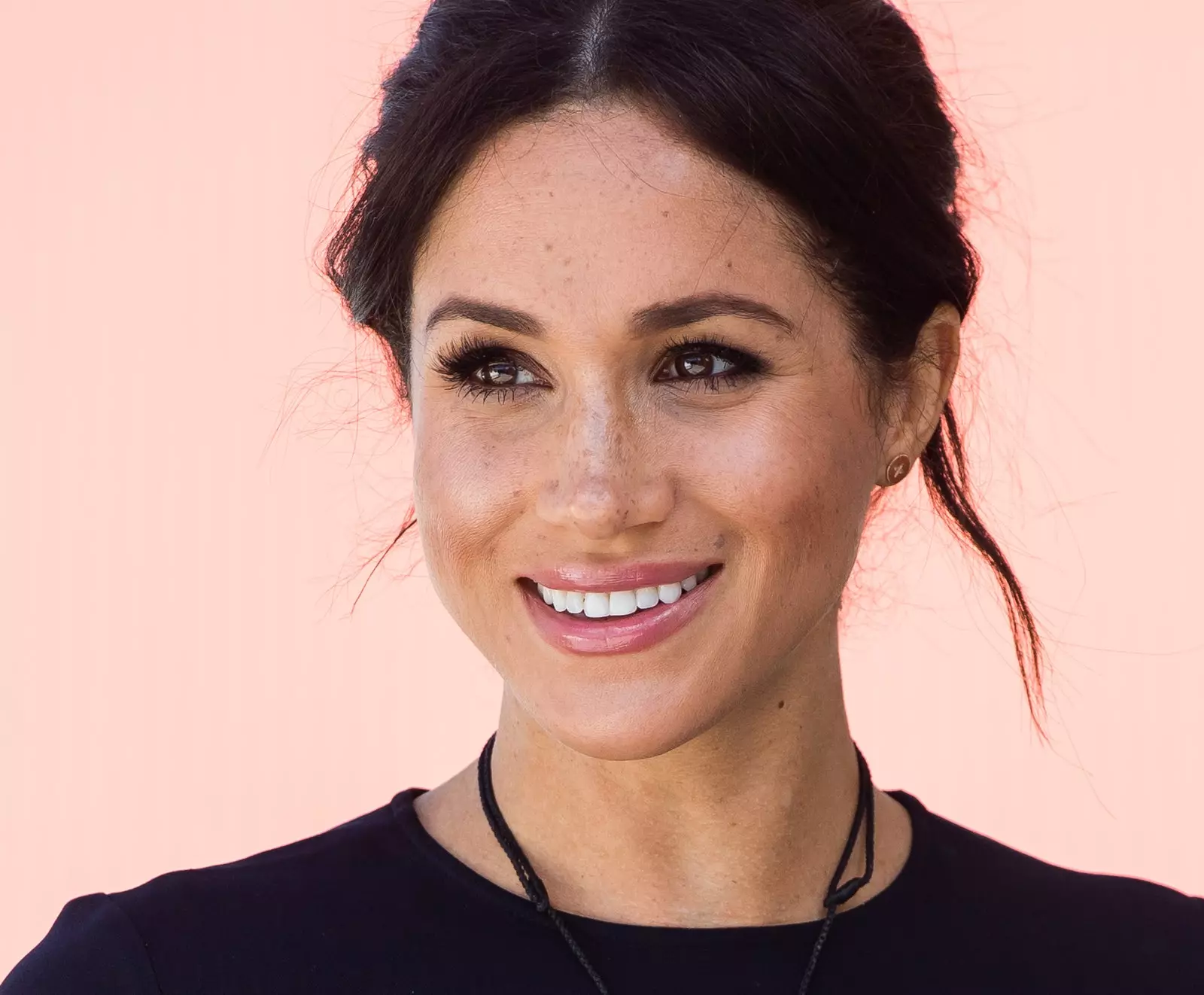 Meghan Markle tansah sampurna tanpa efek dandanan.